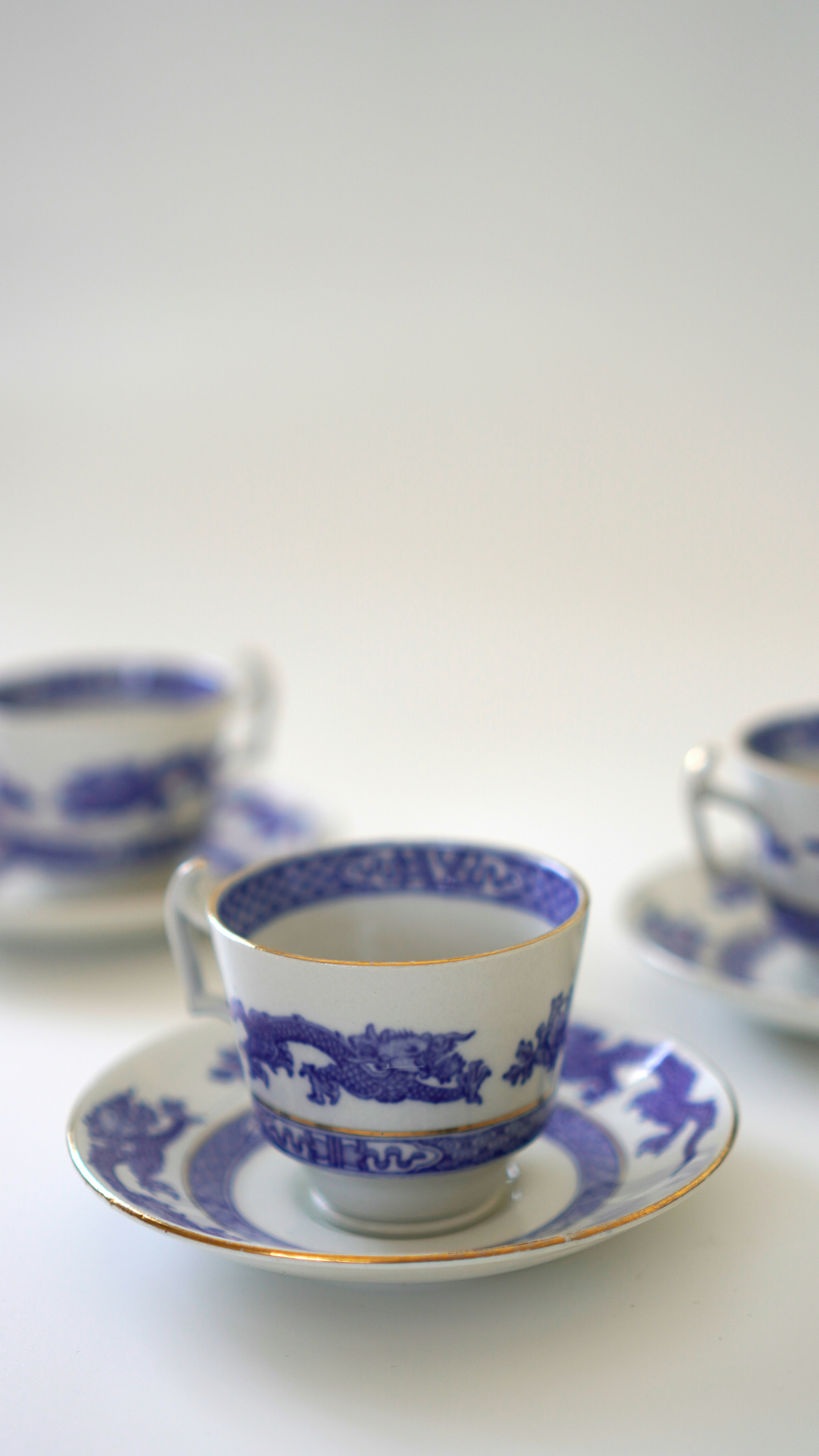 A blue and white tea cup and saucer photo – Free Cup Image on Unsplash