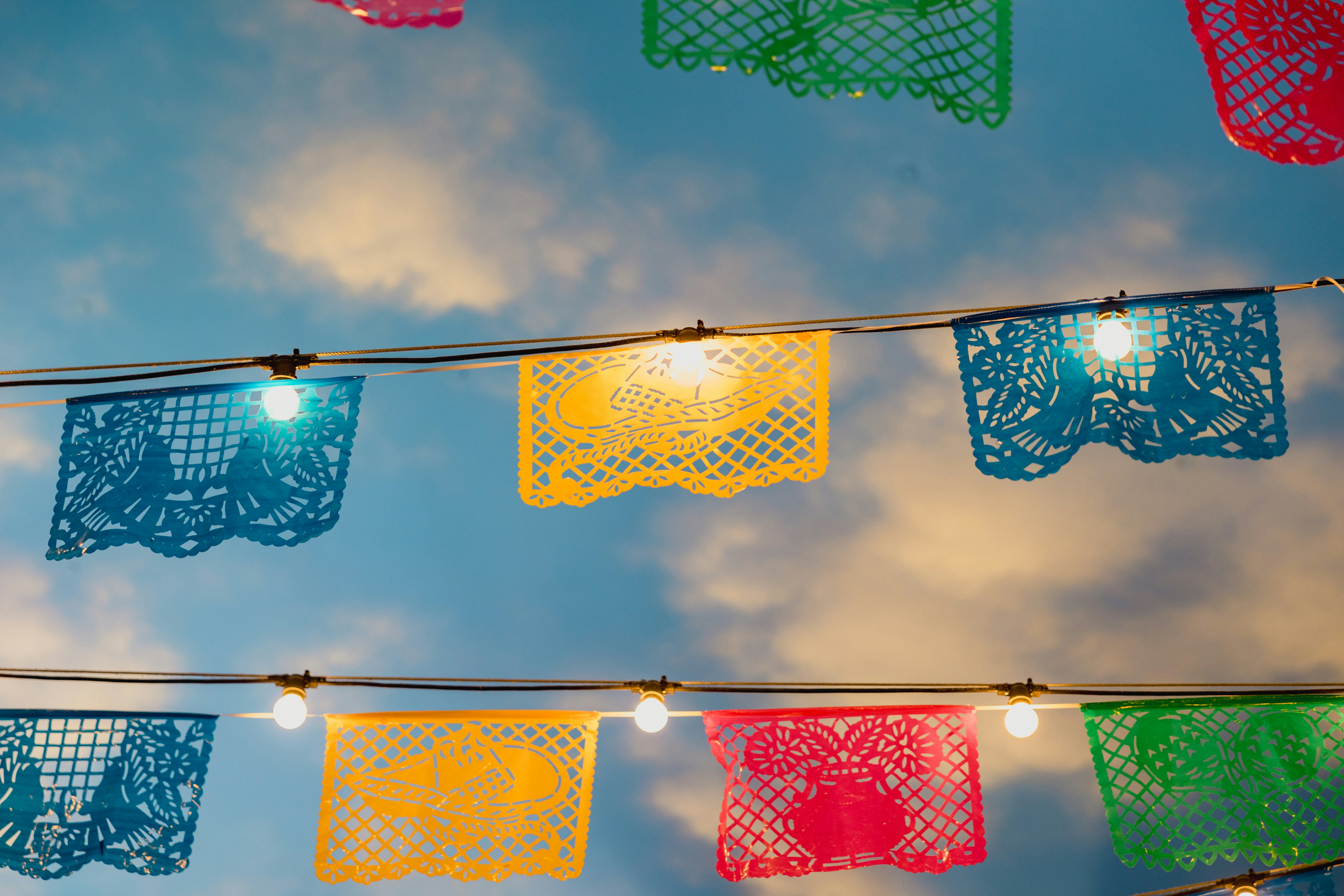 Una cadena de luces de cadena de colores que cuelgan de un cable foto ...