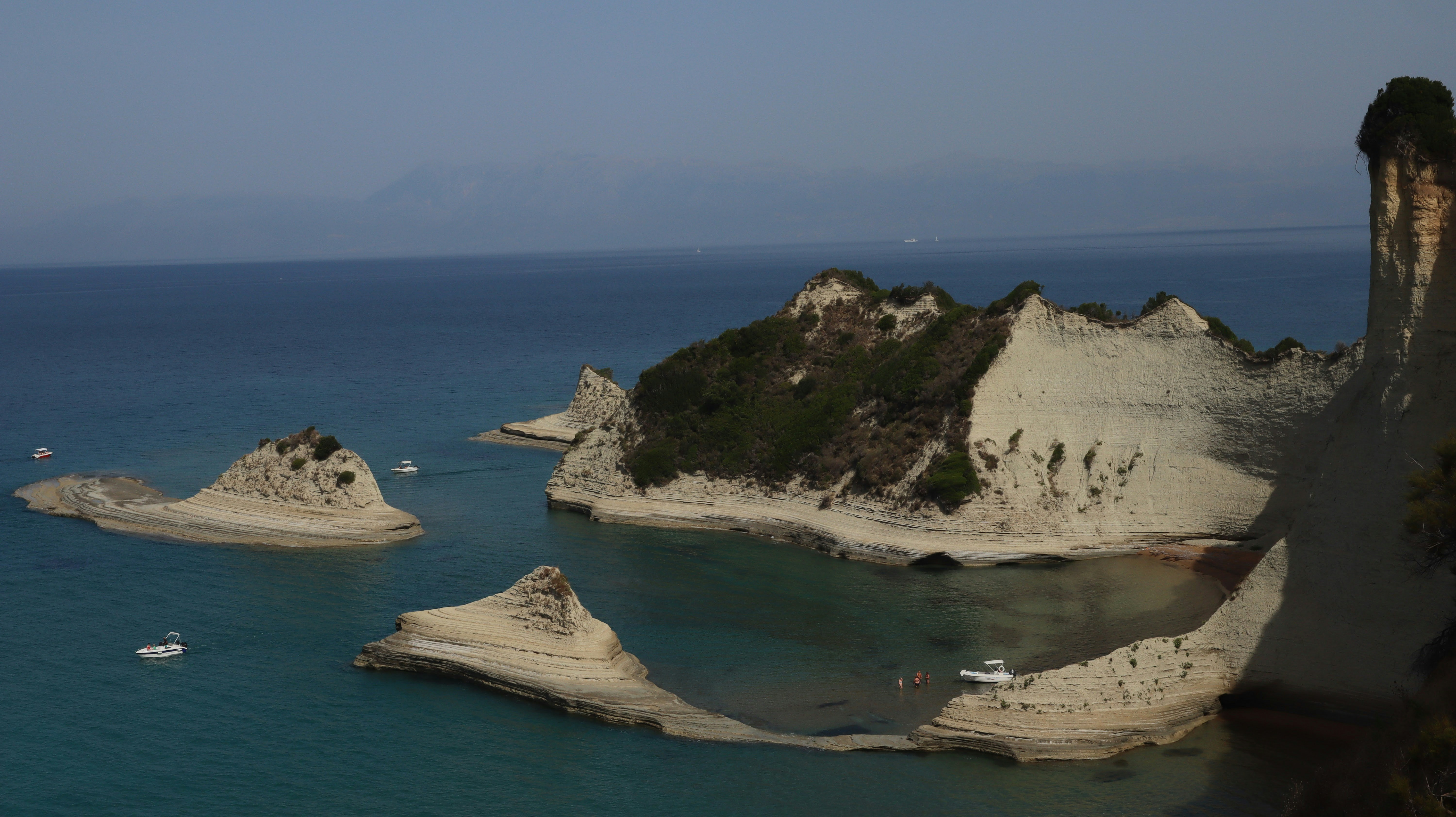 Foto Un cuerpo de agua con varios botes pequeños en él – Imagen Cabo ...