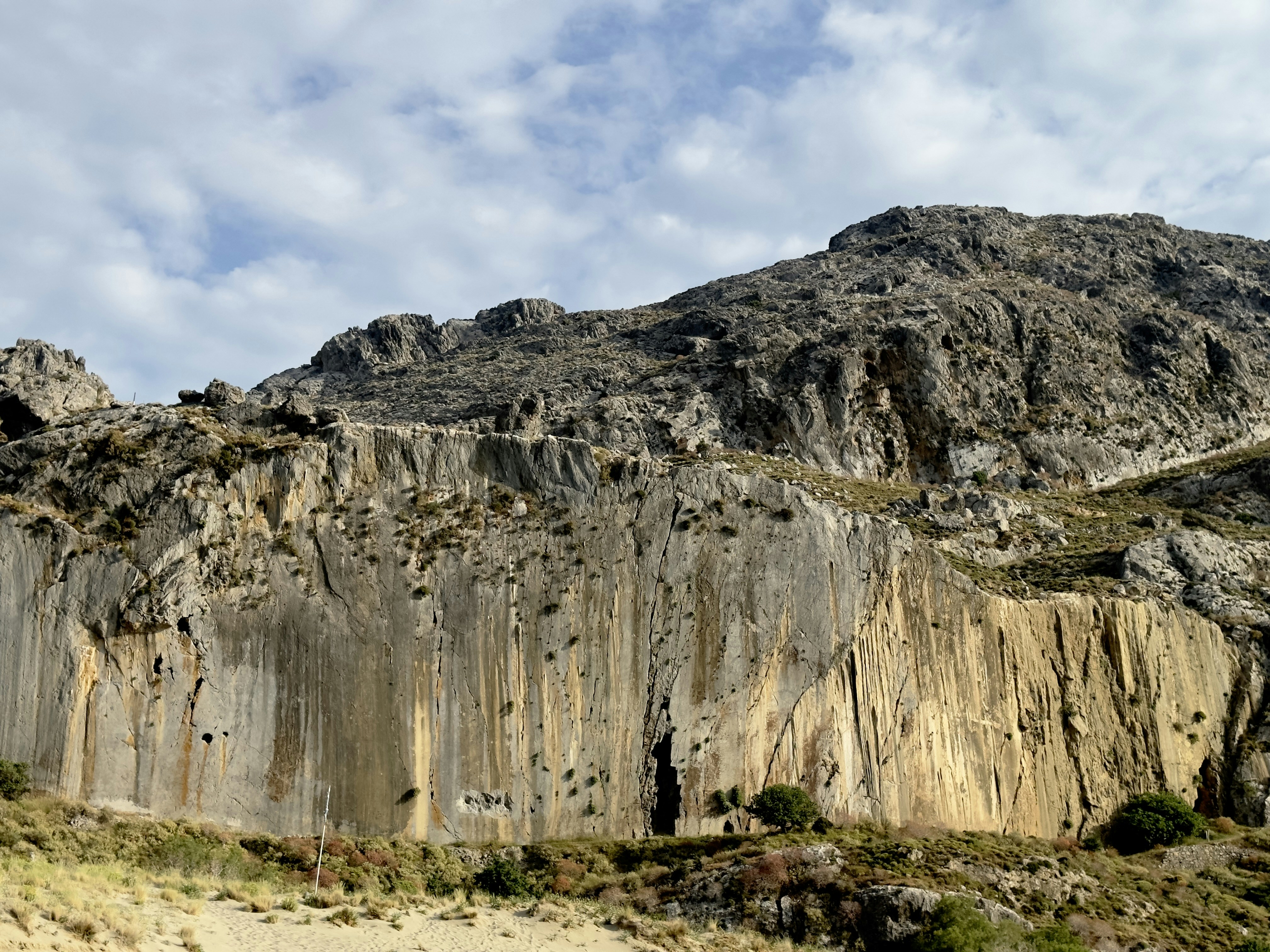 Une montagne avec une paroi rocheuse très haute photo – Photo ...