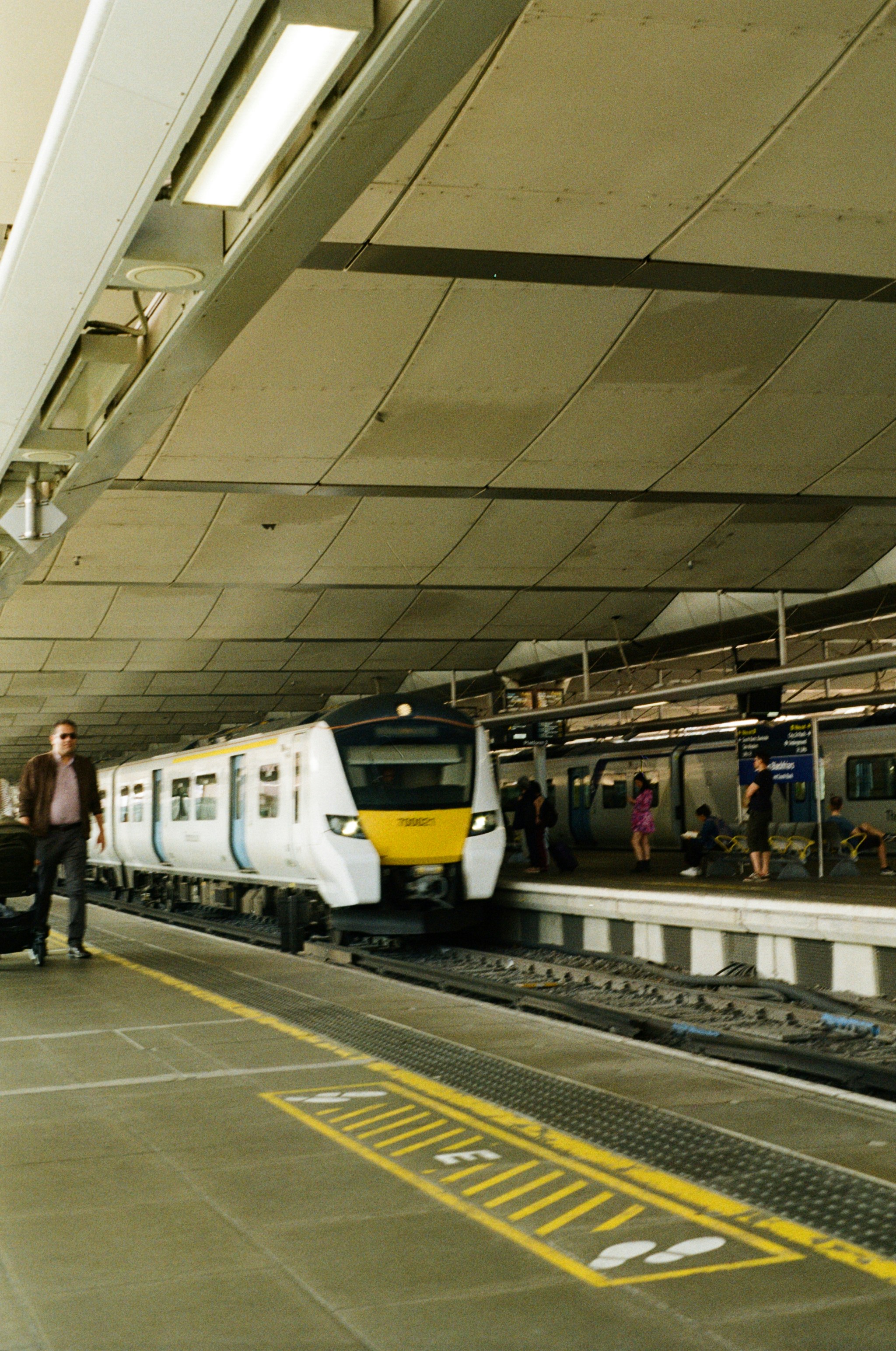 Un train entrant dans une gare à côté d’un quai de chargement photo ...
