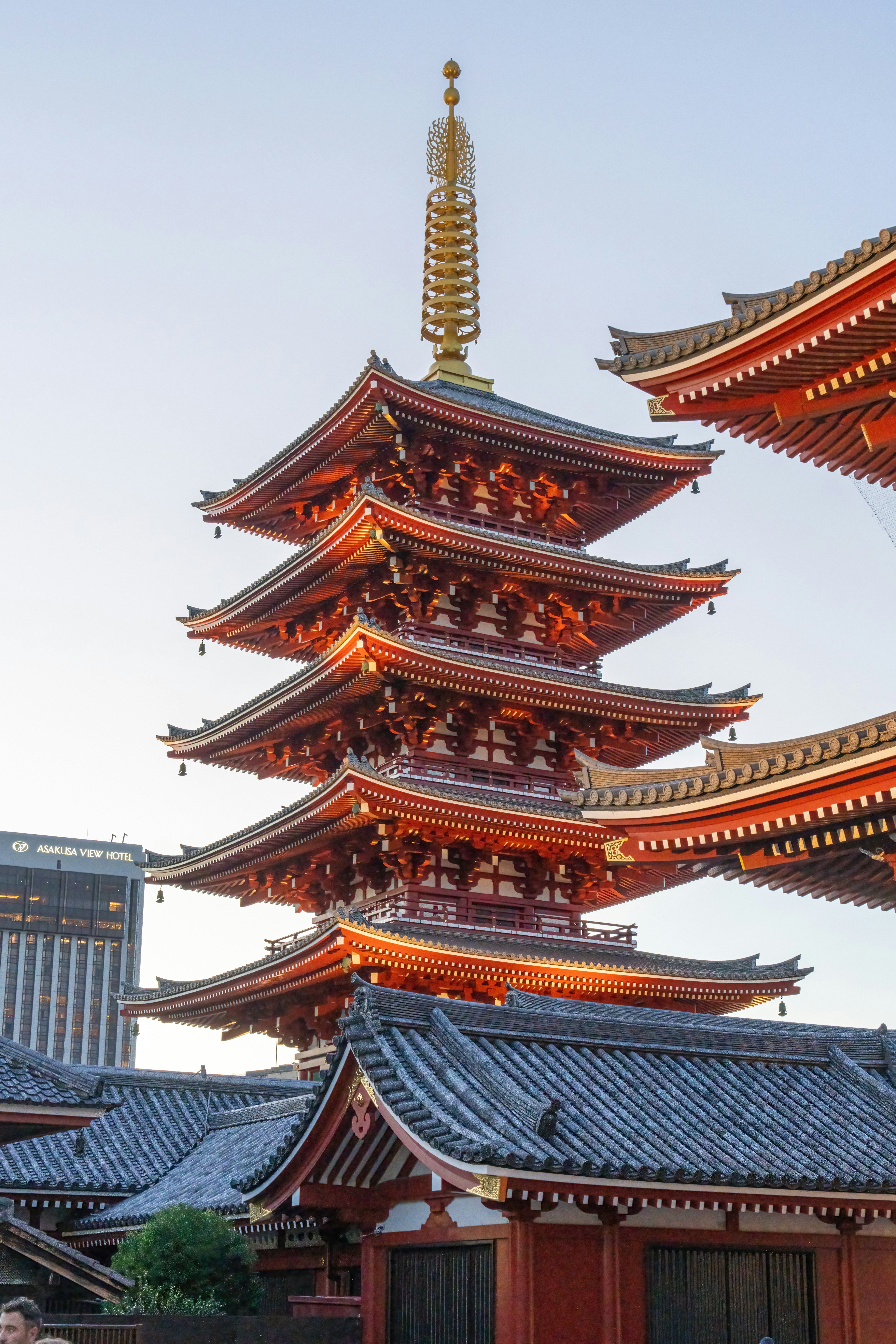 A tall building with a tower in the middle of it photo – Free Taito ...