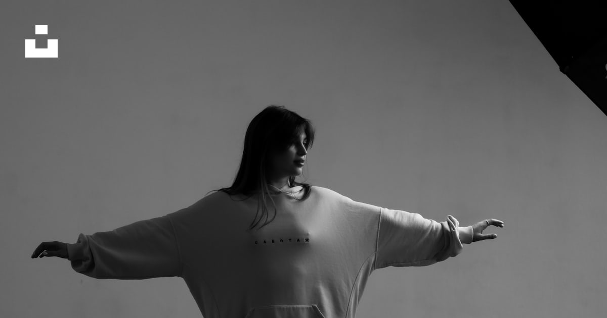 Foto Una Foto En Blanco Y Negro De Una Mujer Parada Frente A Una Cámara
