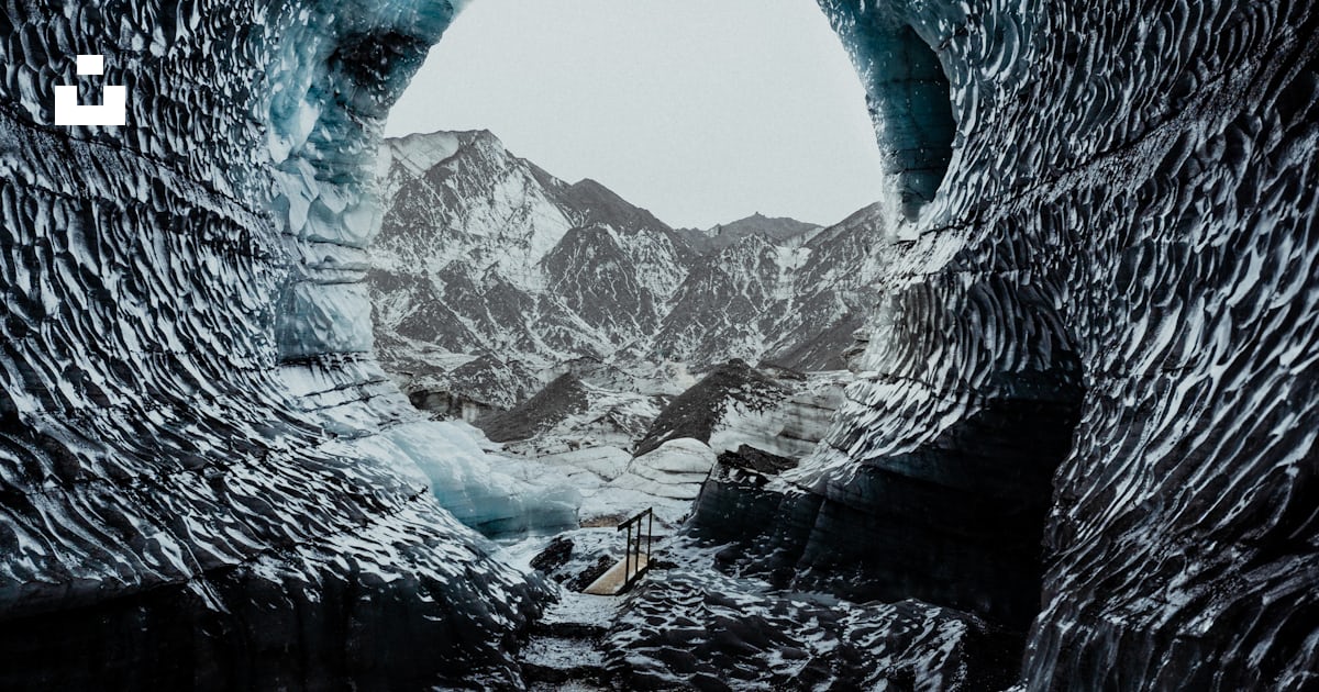Una gran cueva de hielo llena de mucha nieve foto – Imagen de ... Una gran cueva de hielo llena de mucha nieve foto – Imagen de ...