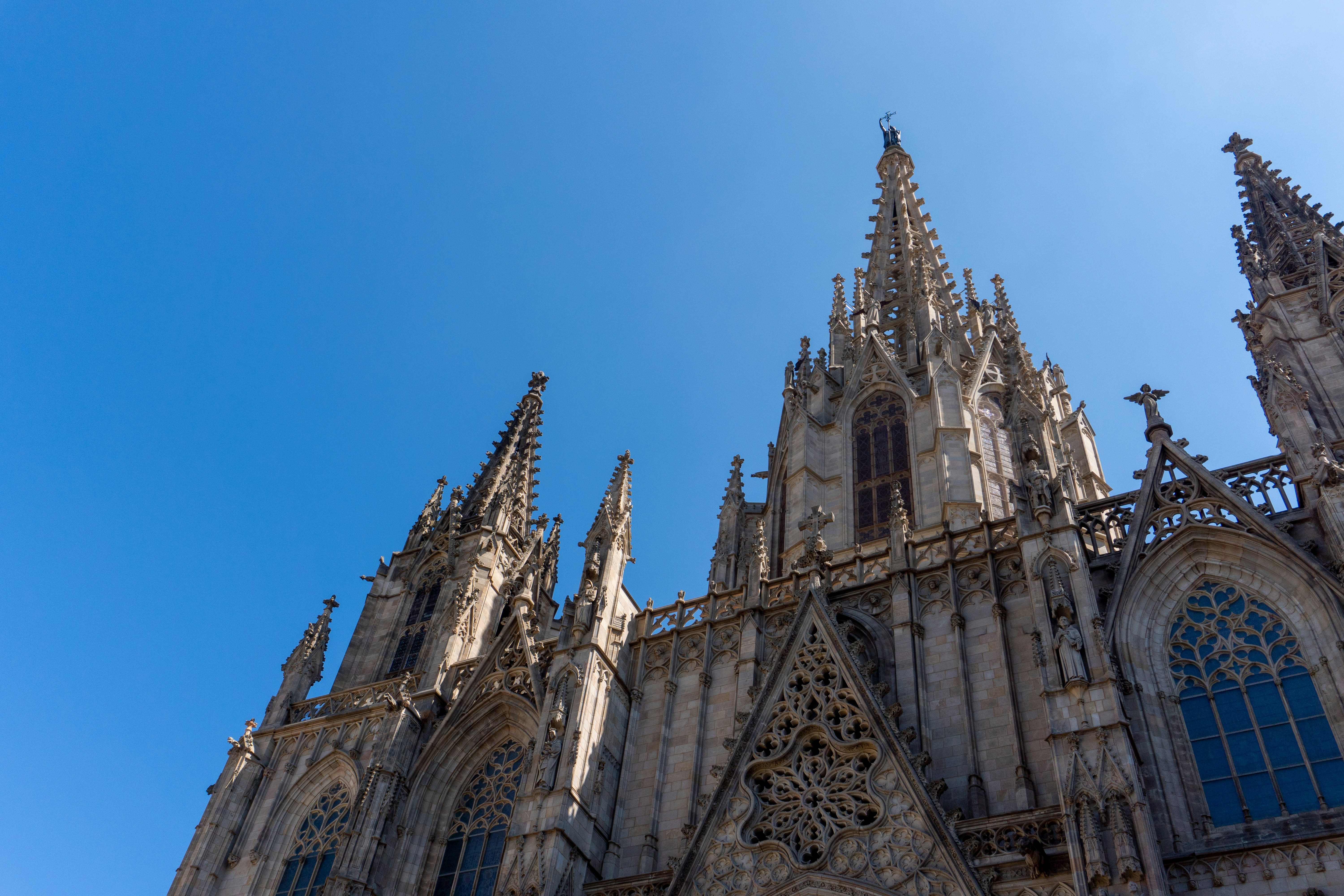 A very tall cathedral with a sky background photo – Free # ...