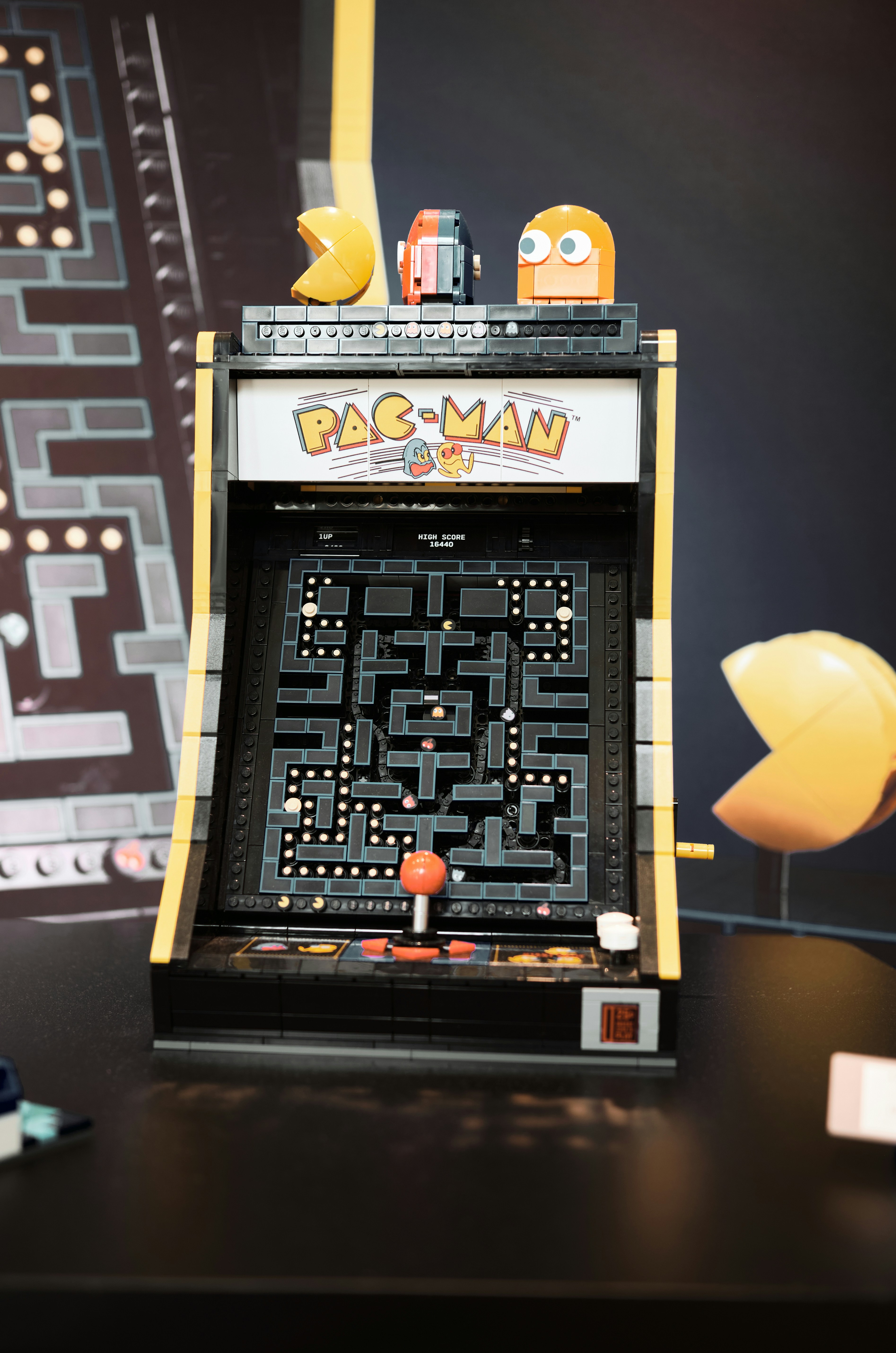 A pac - man game sitting on top of a table photo – Free Italien Image ...