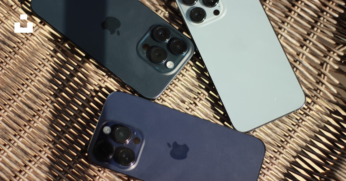 고리 버들 세공 표면에 나란히 앉아있는 세 개의 Iphone 사진 Unsplash의 무료 키예프 이미지
