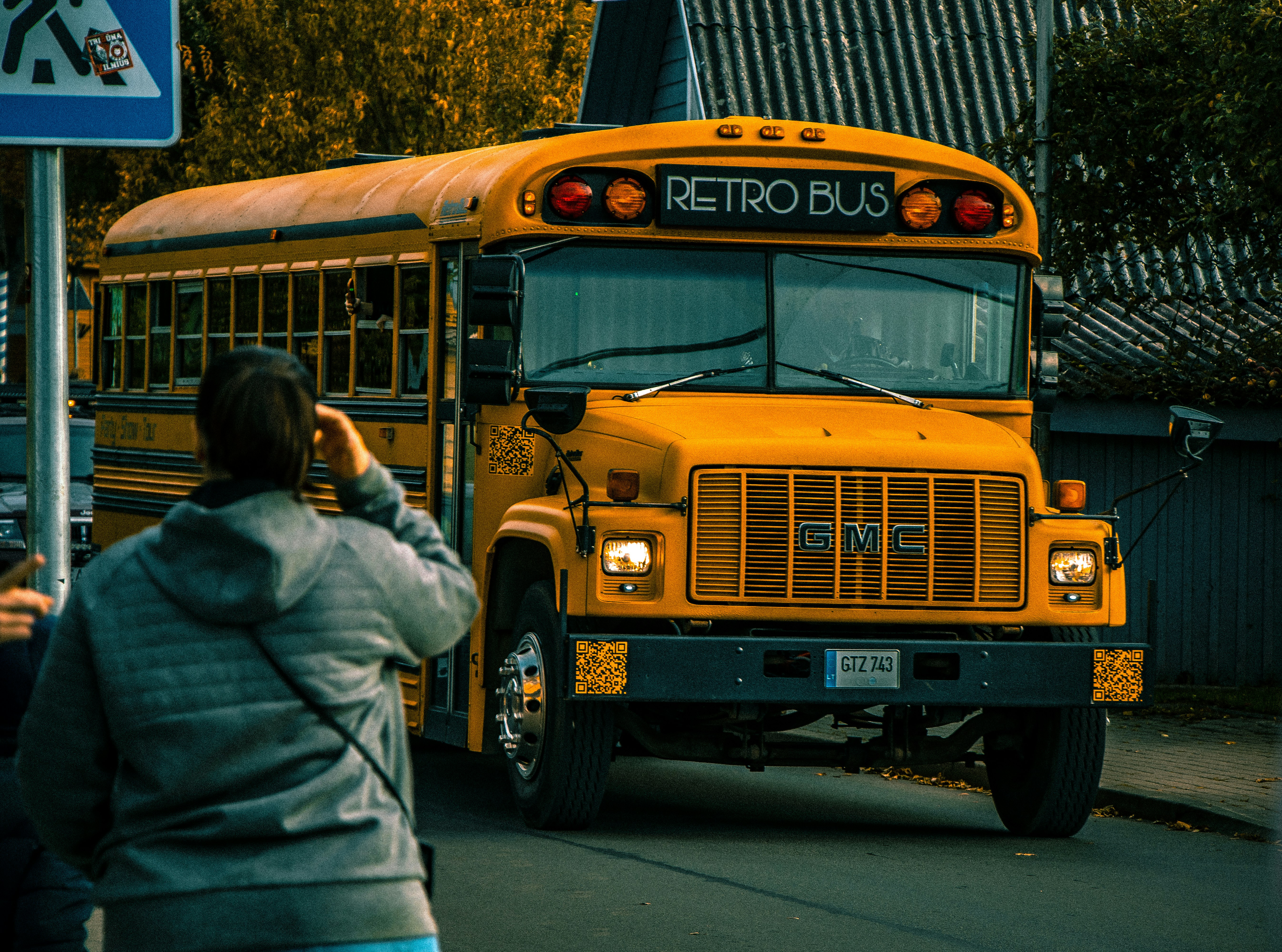 A yellow school bus parked at a bus stop photo – Free Trakai Image on Unsplash