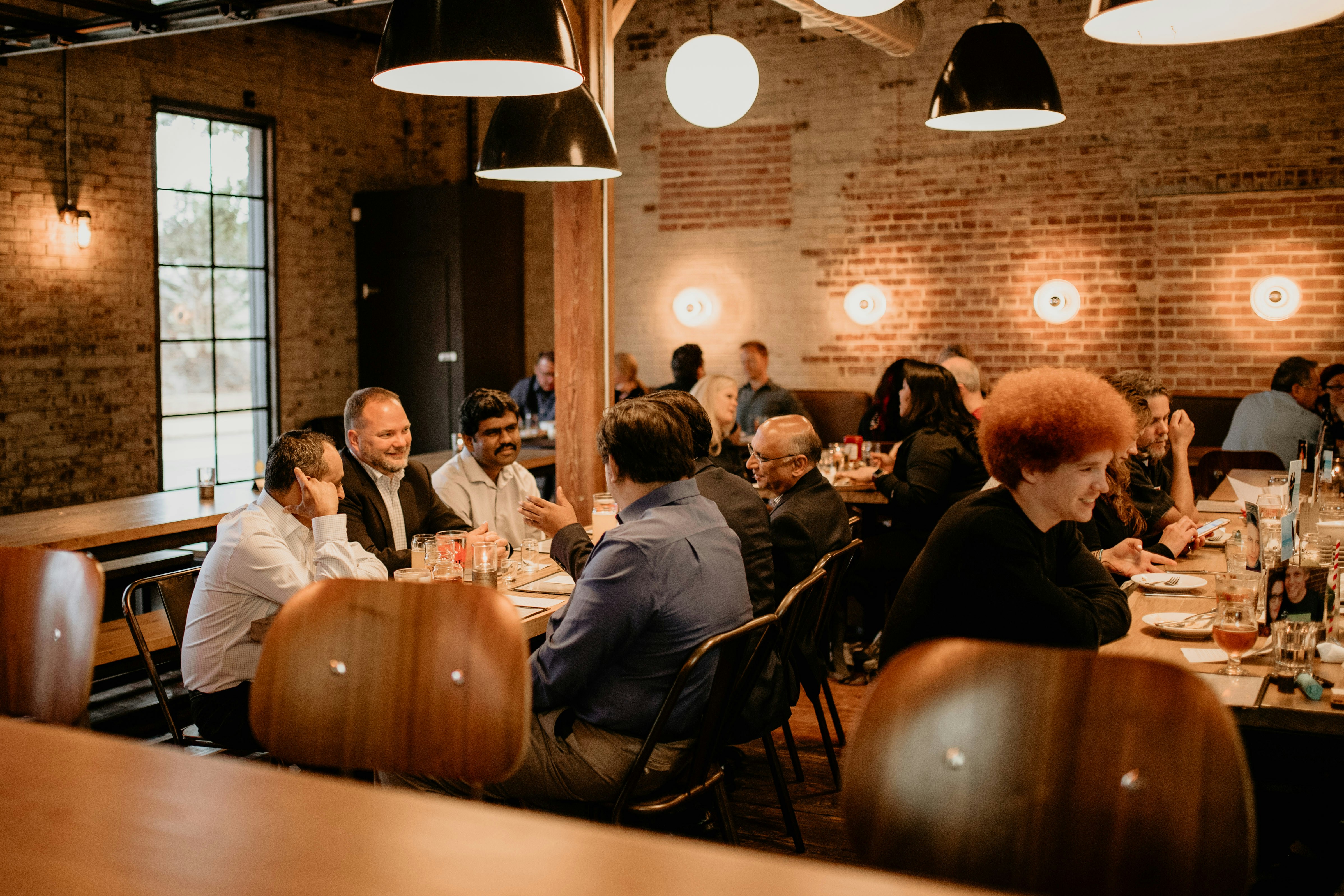 Un groupe de personnes assises à des tables dans un restaurant photo ...