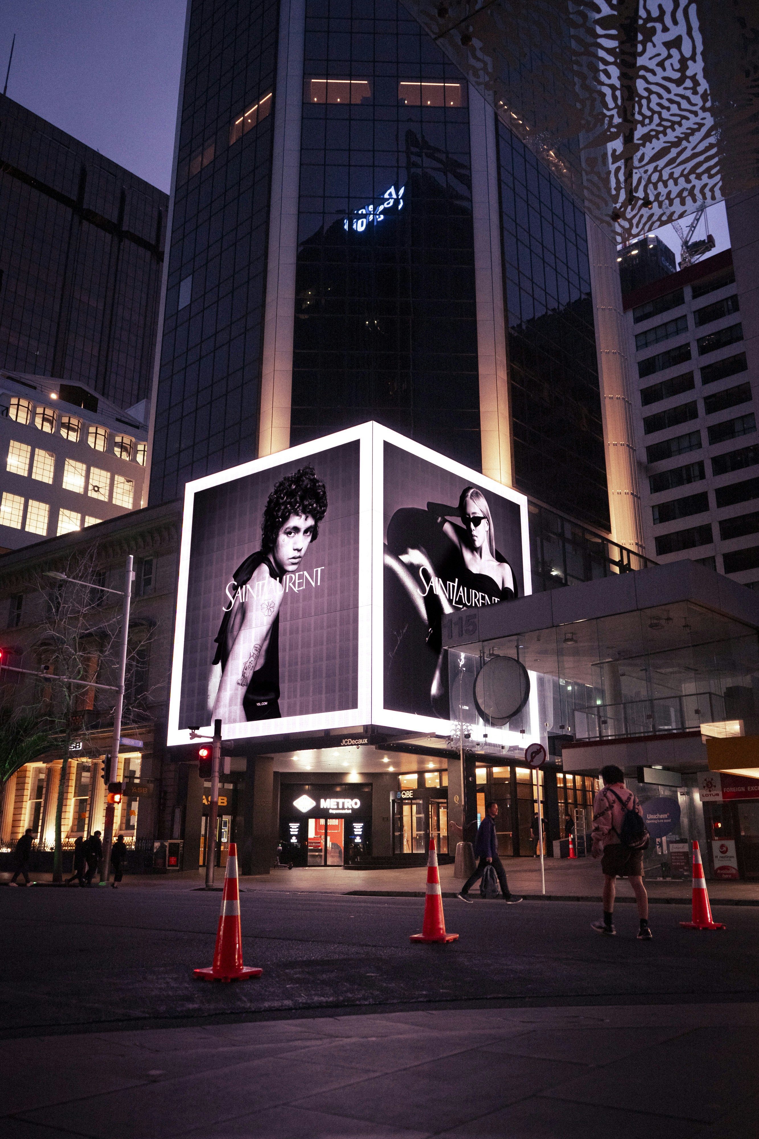 Twilight Neon Cube: A Fashion Billboard Illuminates the City Plaza