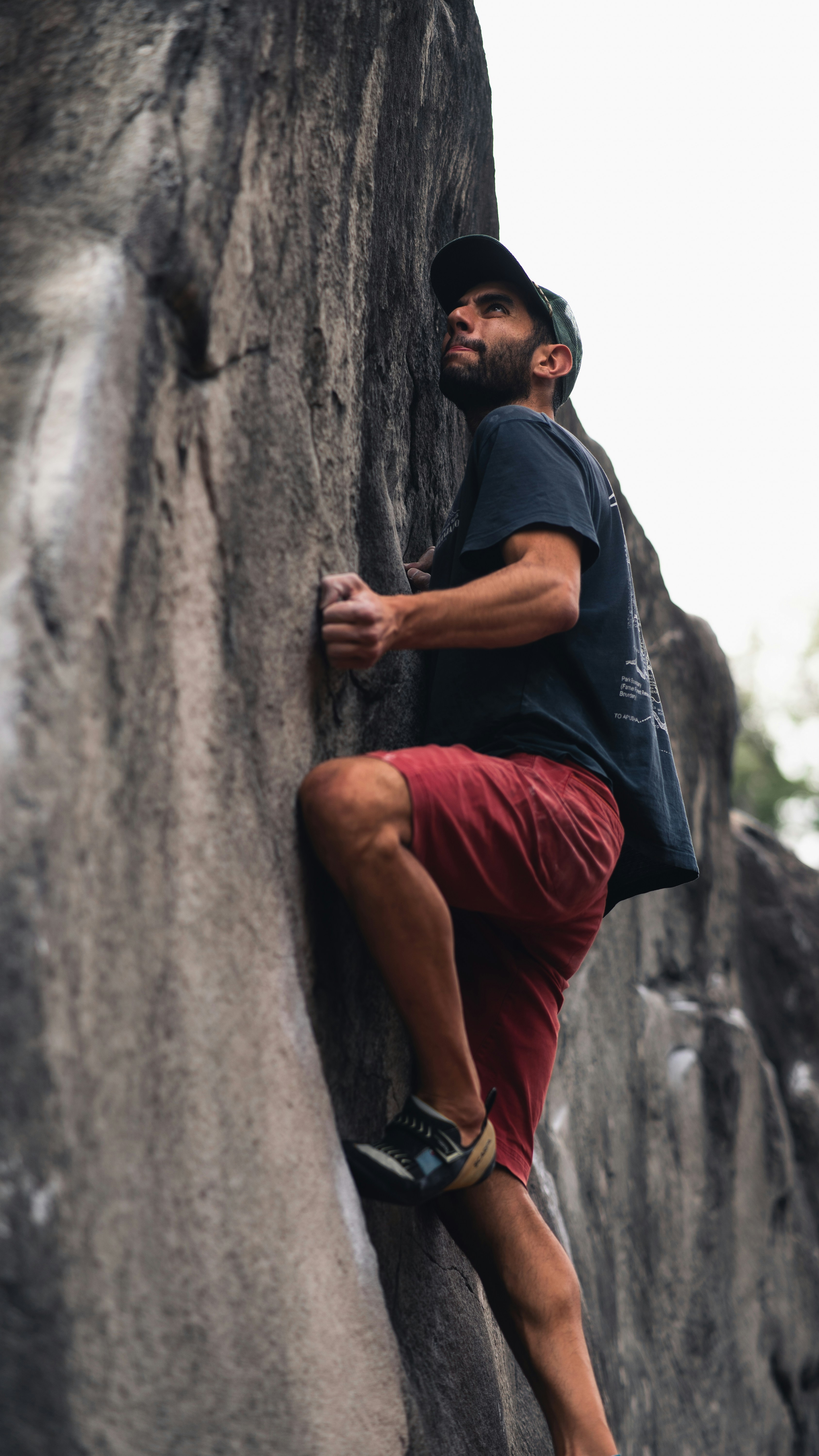 Un homme grimpant sur le flanc d’une montagne photo – Photo ...