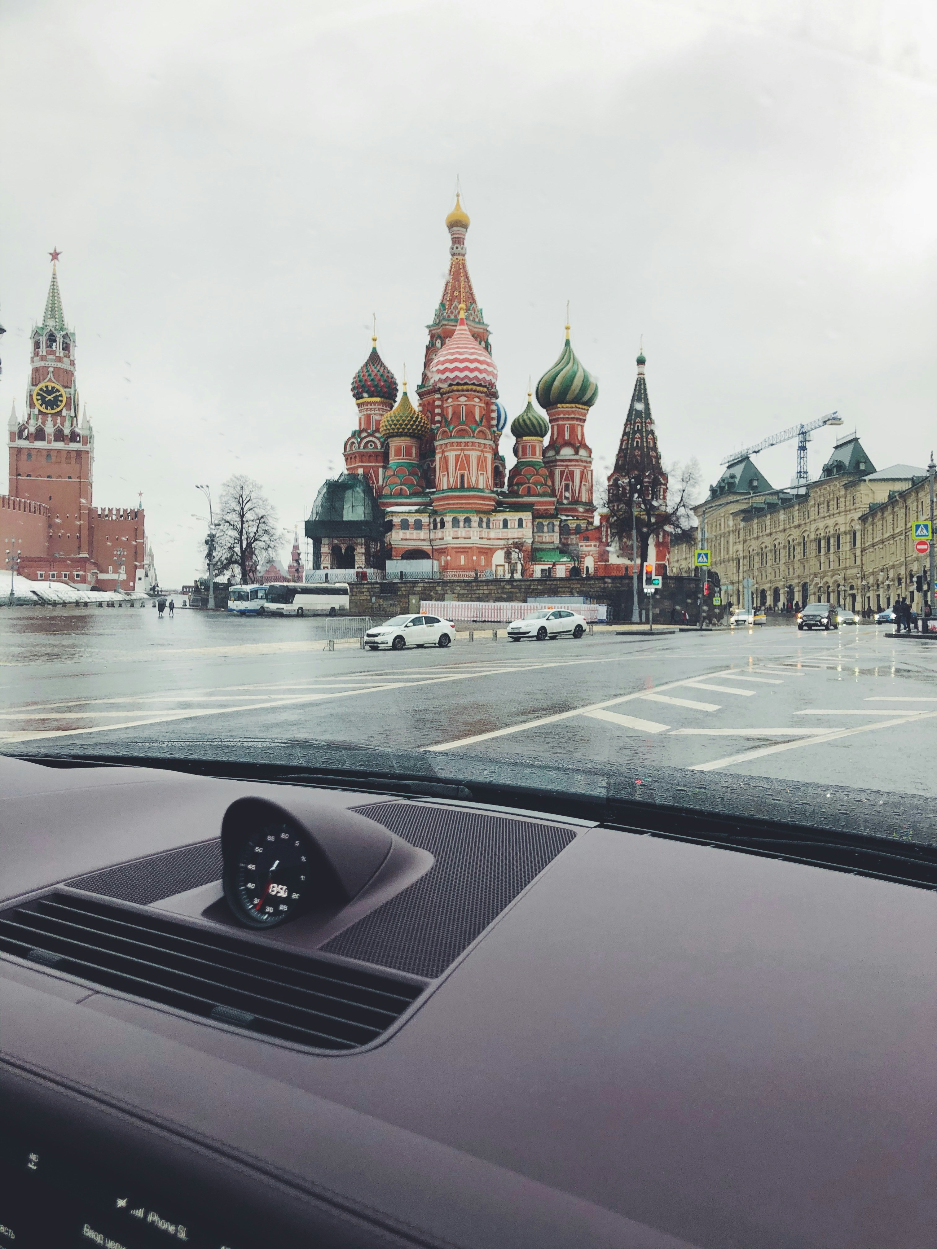 A view of a city from a car window photo – Free Car Image on Unsplash