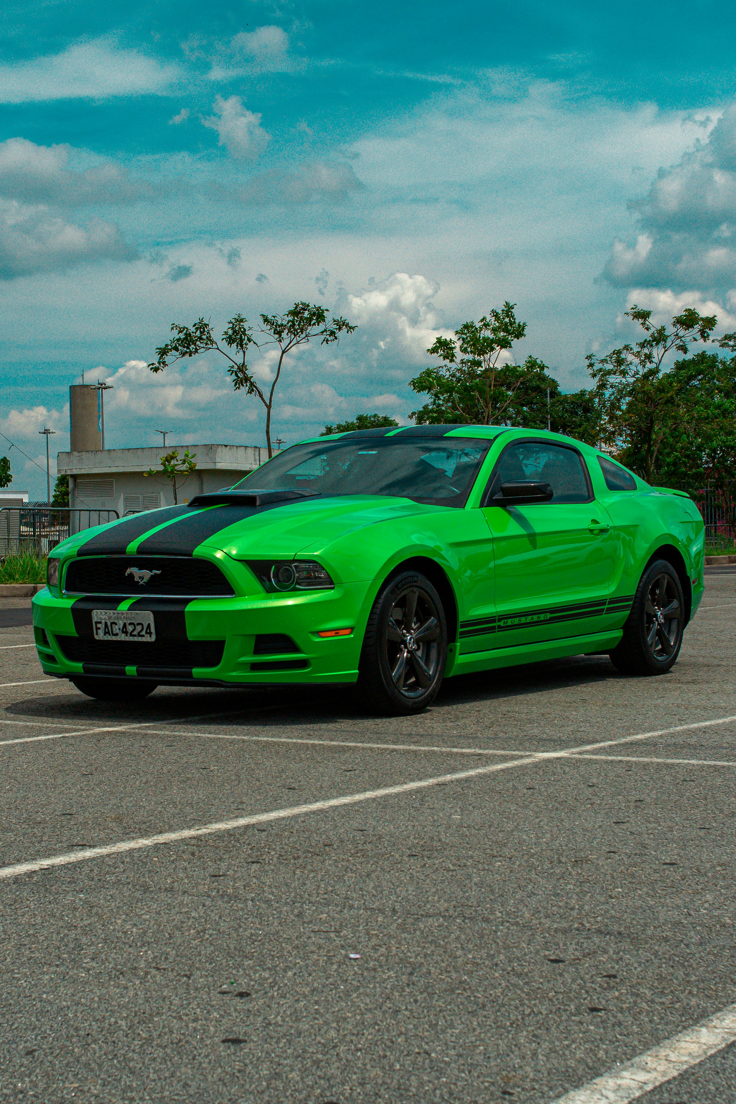 Foto Un mustang verde estacionado en un estacionamiento – Imagen Coche ...