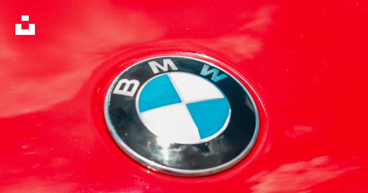 빨간 차에 Bmw 엠블럼을 클로즈업한 모습 사진 Unsplash의 무료 로고 이미지
