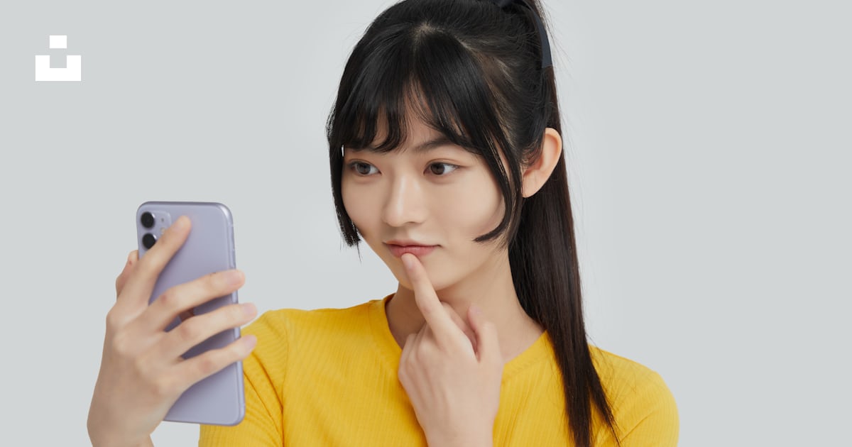 노란 셔츠를 입은 여자가 휴대폰을 들고 있다 사진 Unsplash의 무료 소녀 이미지