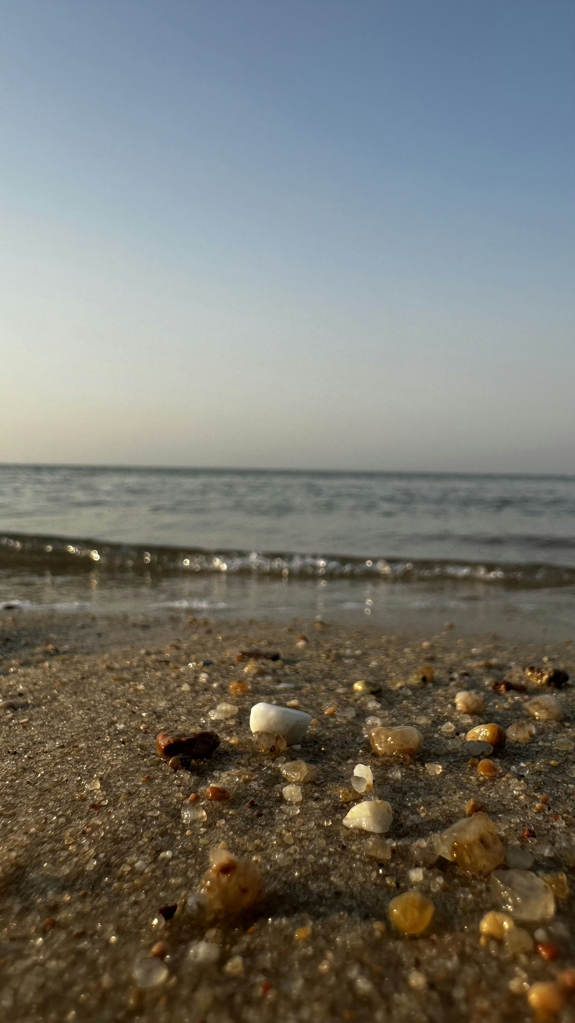Un tas de rochers qui sont sur une plage photo – Photo Salmiya Gratuite ...