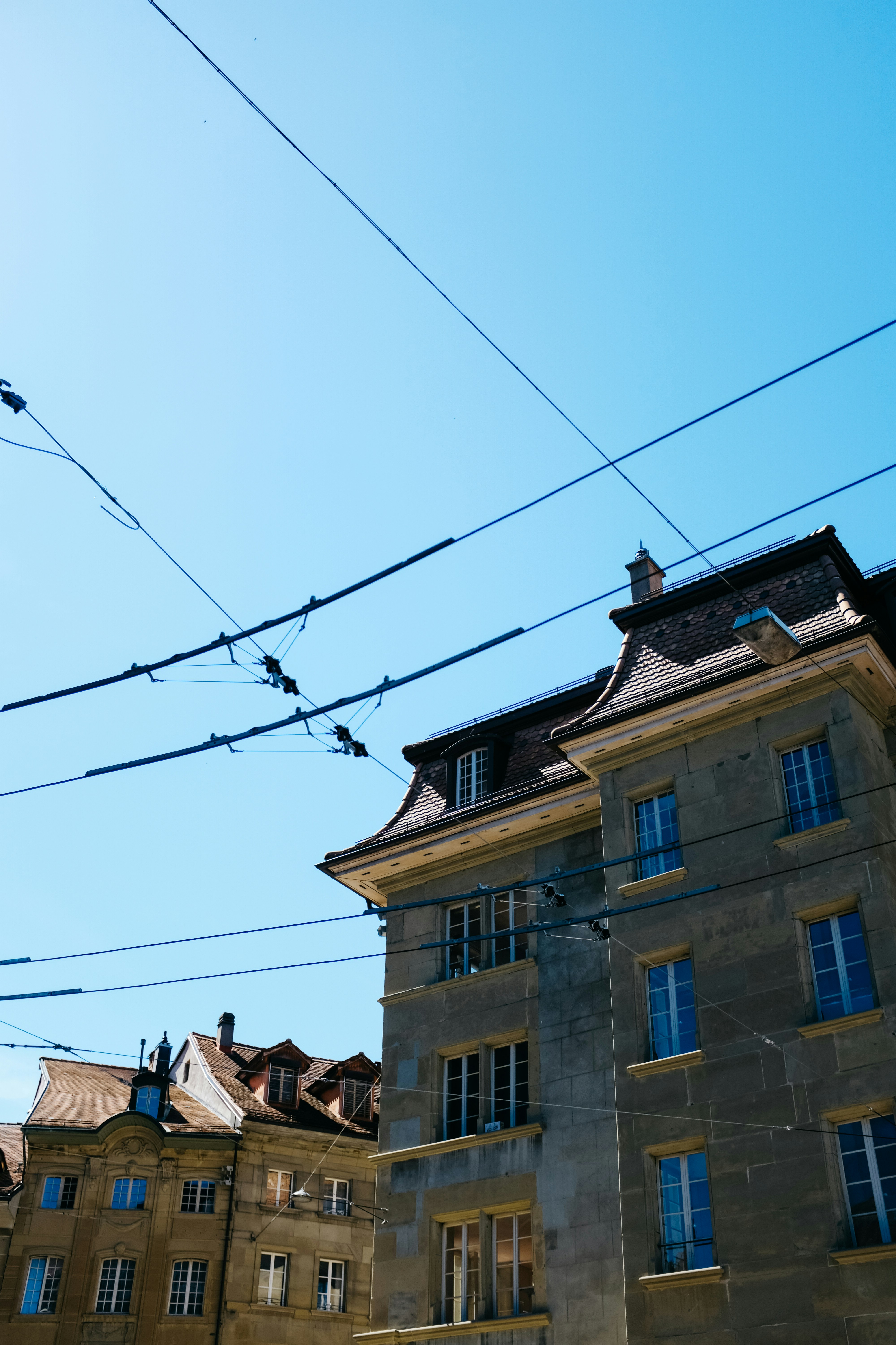 A building with many windows and wires above it photo – Free City Image ...