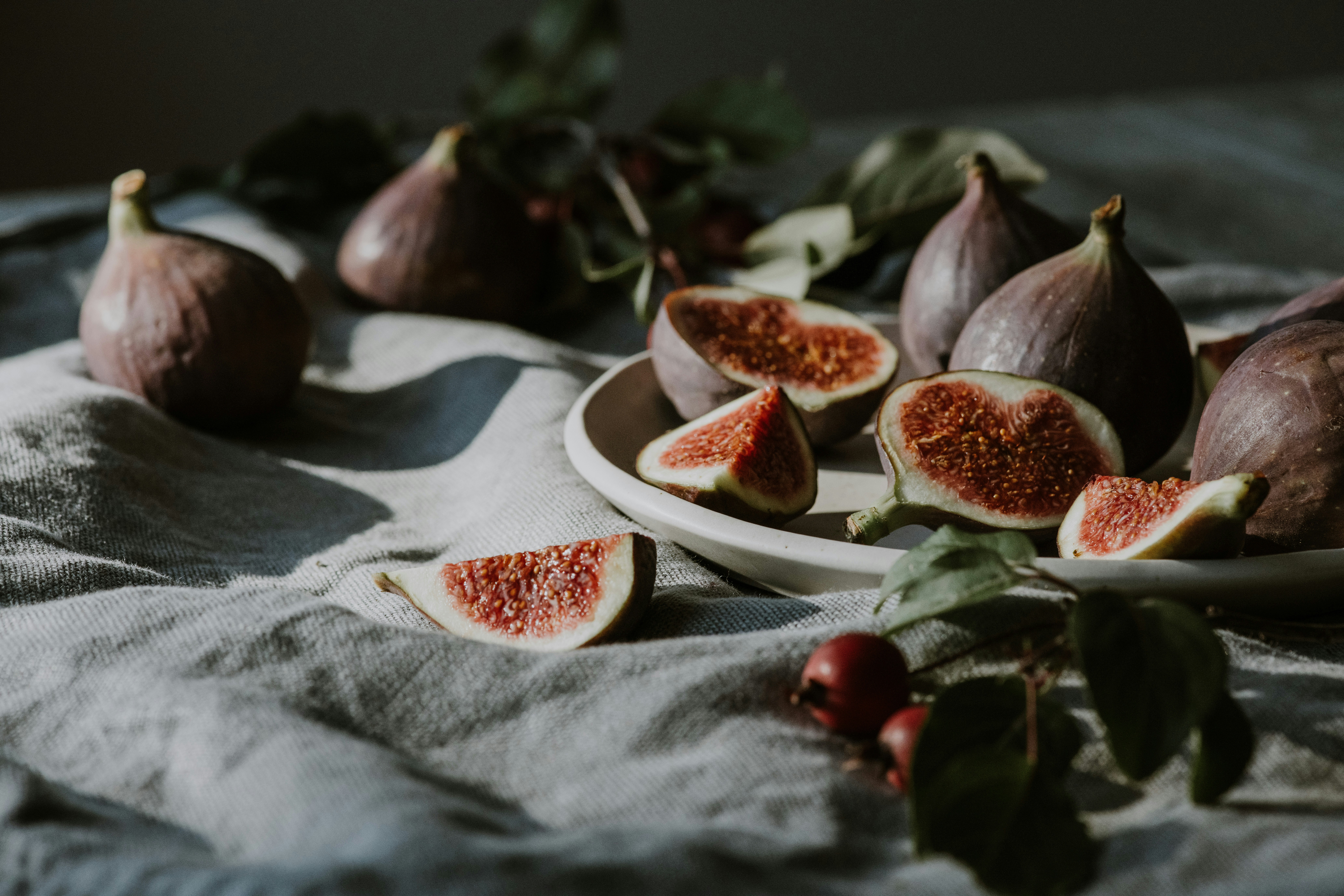 A plate of sliced figs on a table photo – Free Figs Image on Unsplash