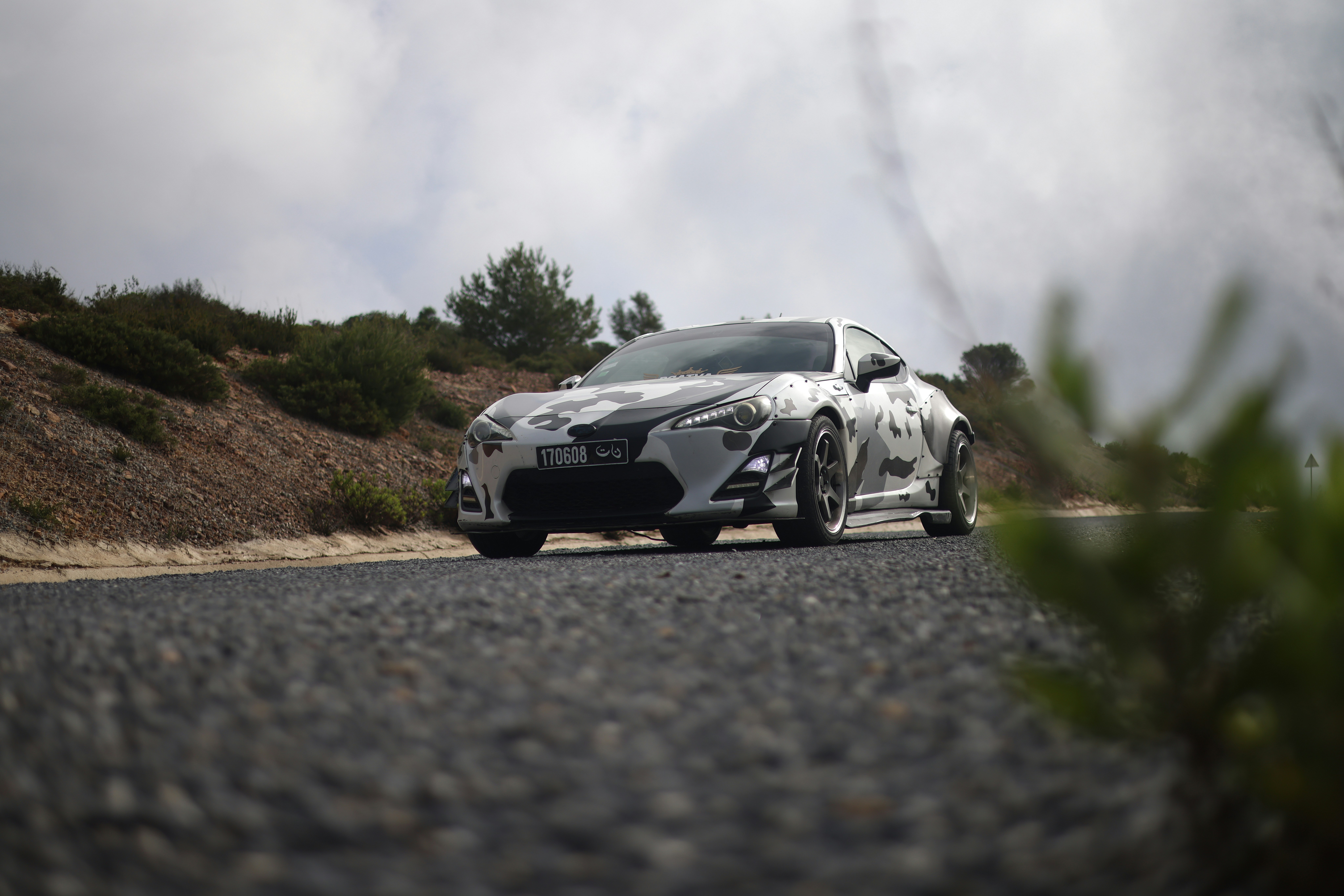 Un'auto sportiva bianca parcheggiata sul ciglio della strada foto ...