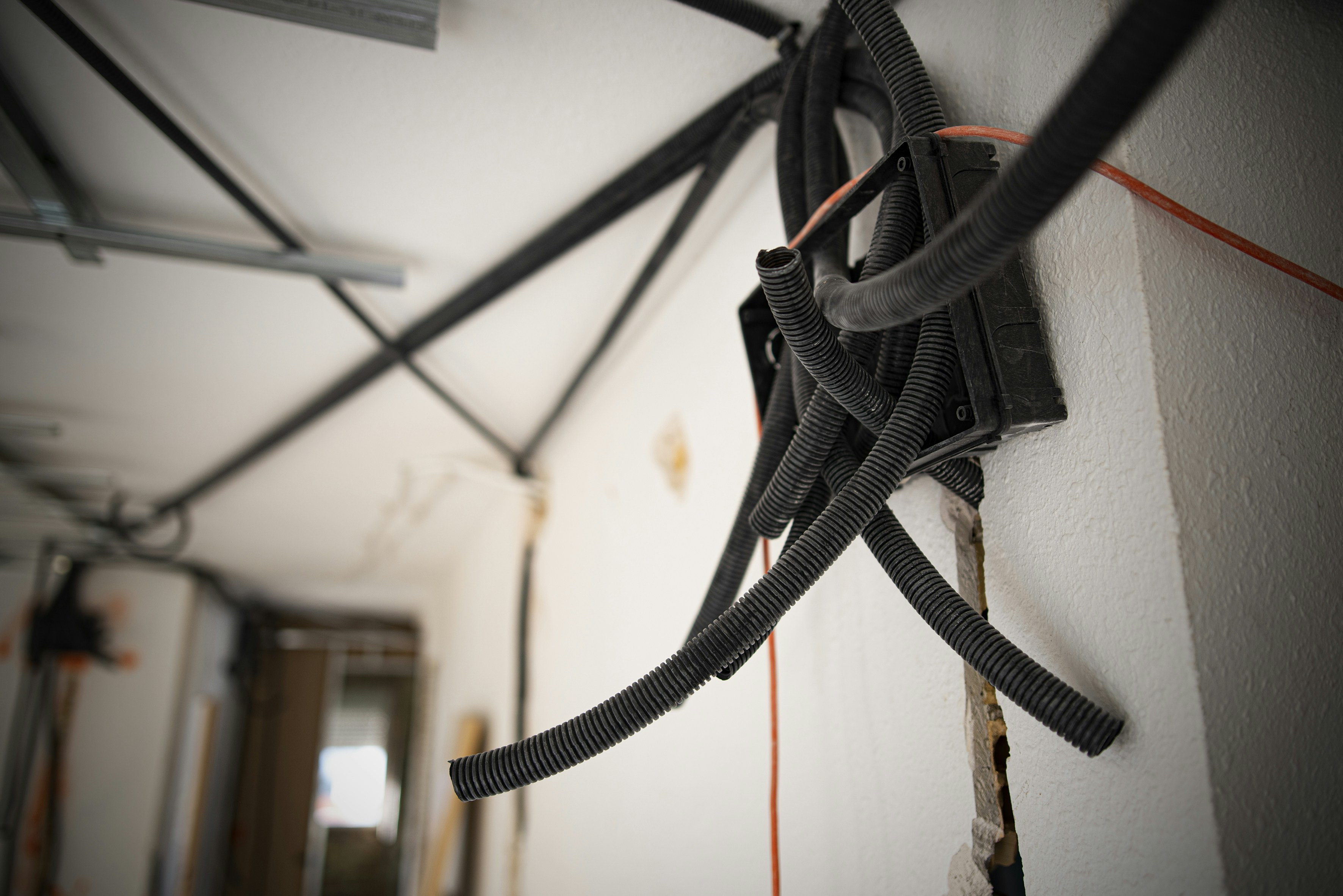 A bunch of wires that are connected to a wall photo – Free Cemento ...