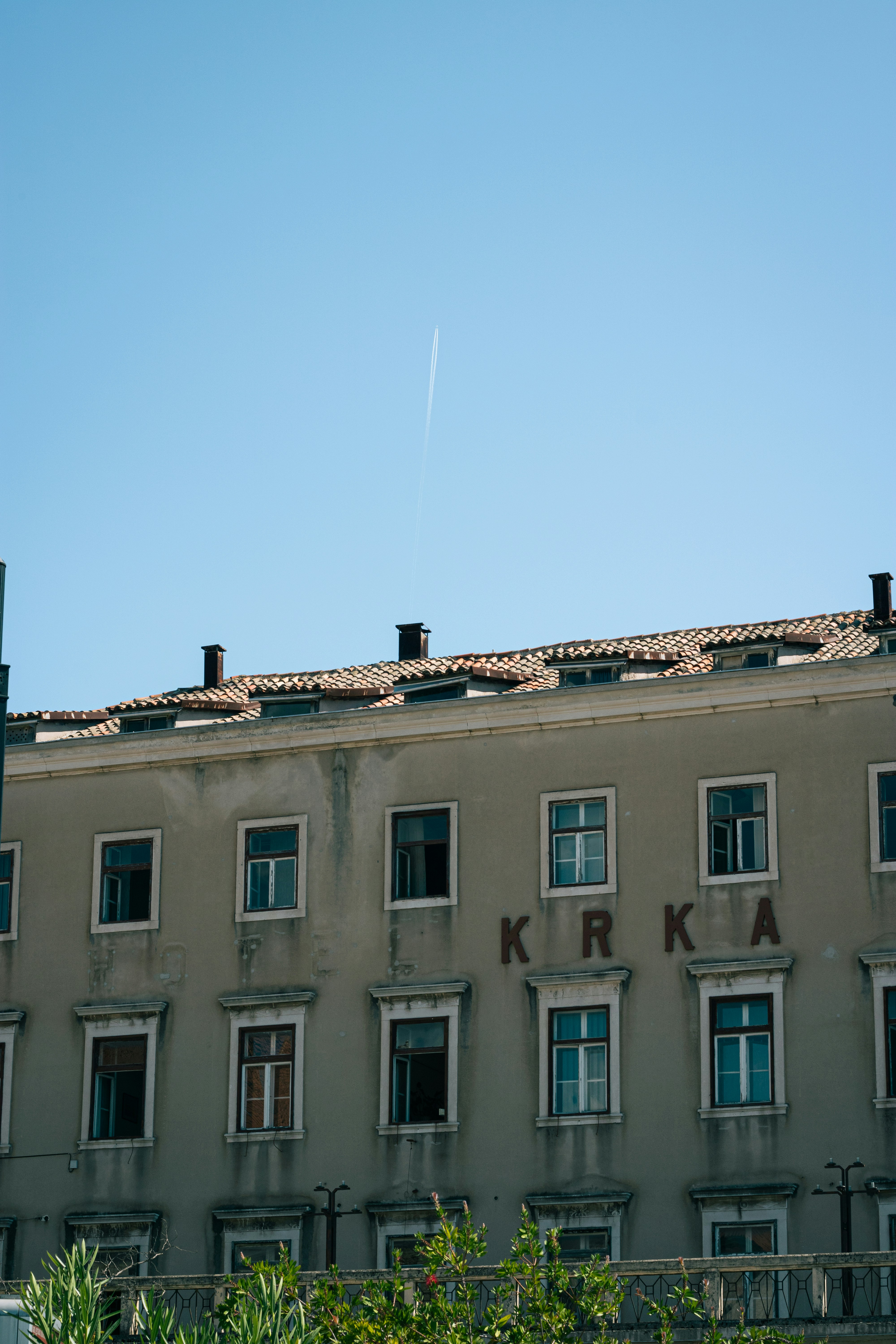 a tall building with lots of windows and a sky background