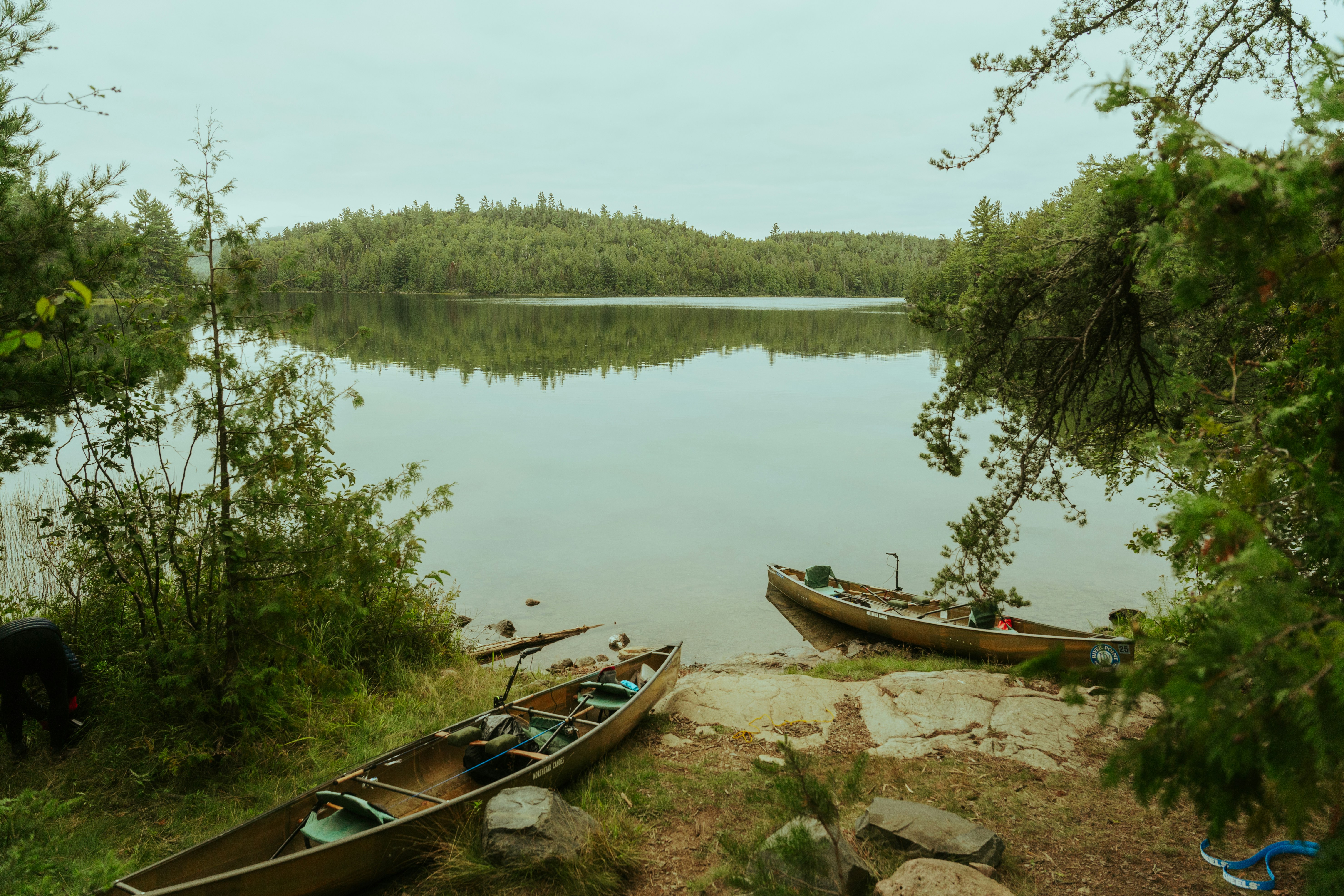 A couple of canoes sitting on top of a lake photo – Free Nature Image ...