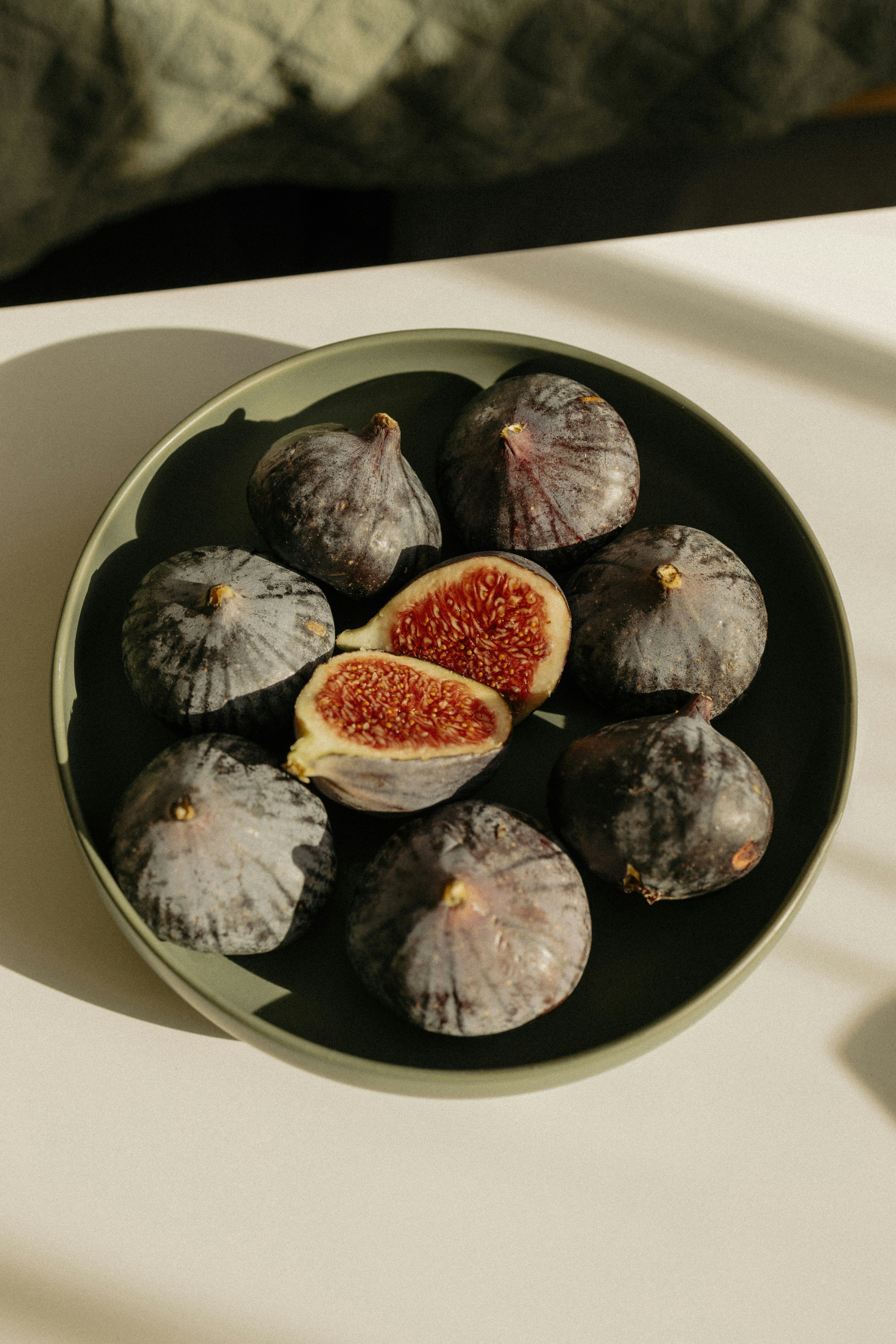 A plate of figs on a table photo – Free Food Image on Unsplash