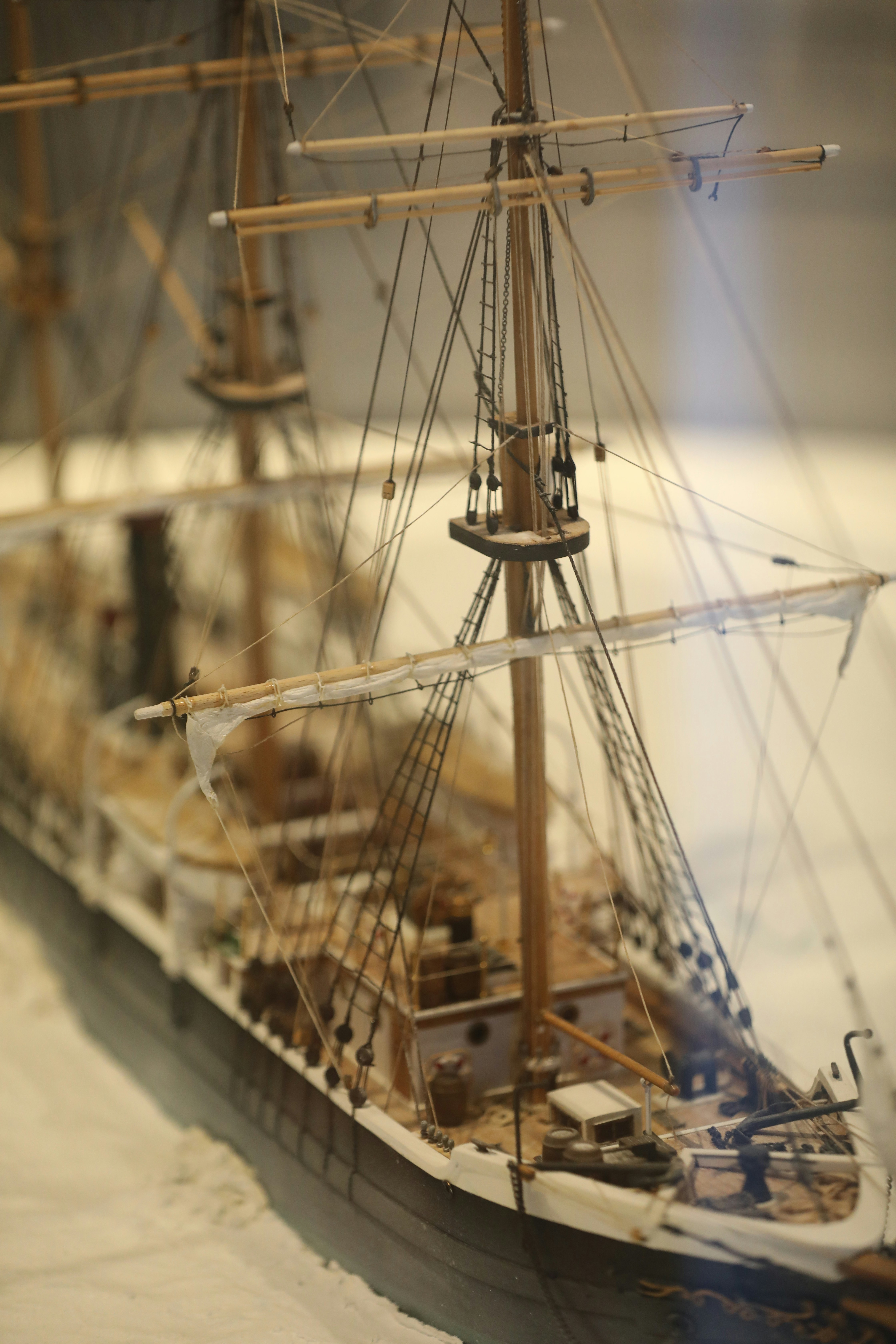 Ein Modell eines Segelschiffs in einer Vitrine Foto – Kostenloses Bild zum Thema Boot auf Unsplash