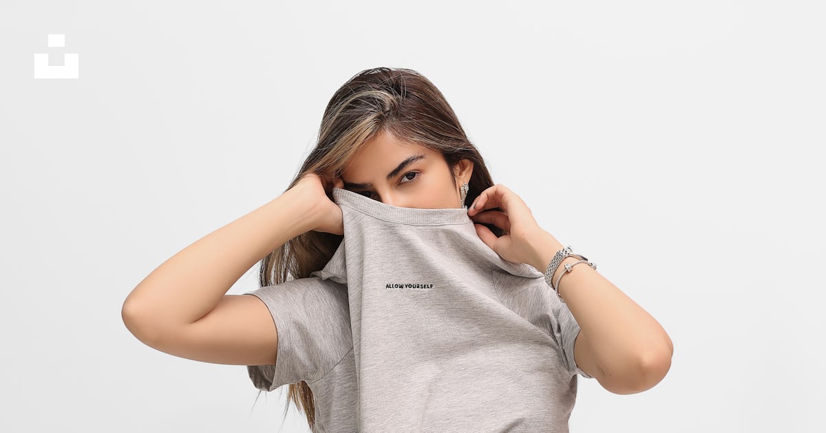 Una Mujer Sentada En El Suelo Con Las Manos Detrás De La Cabeza Foto
