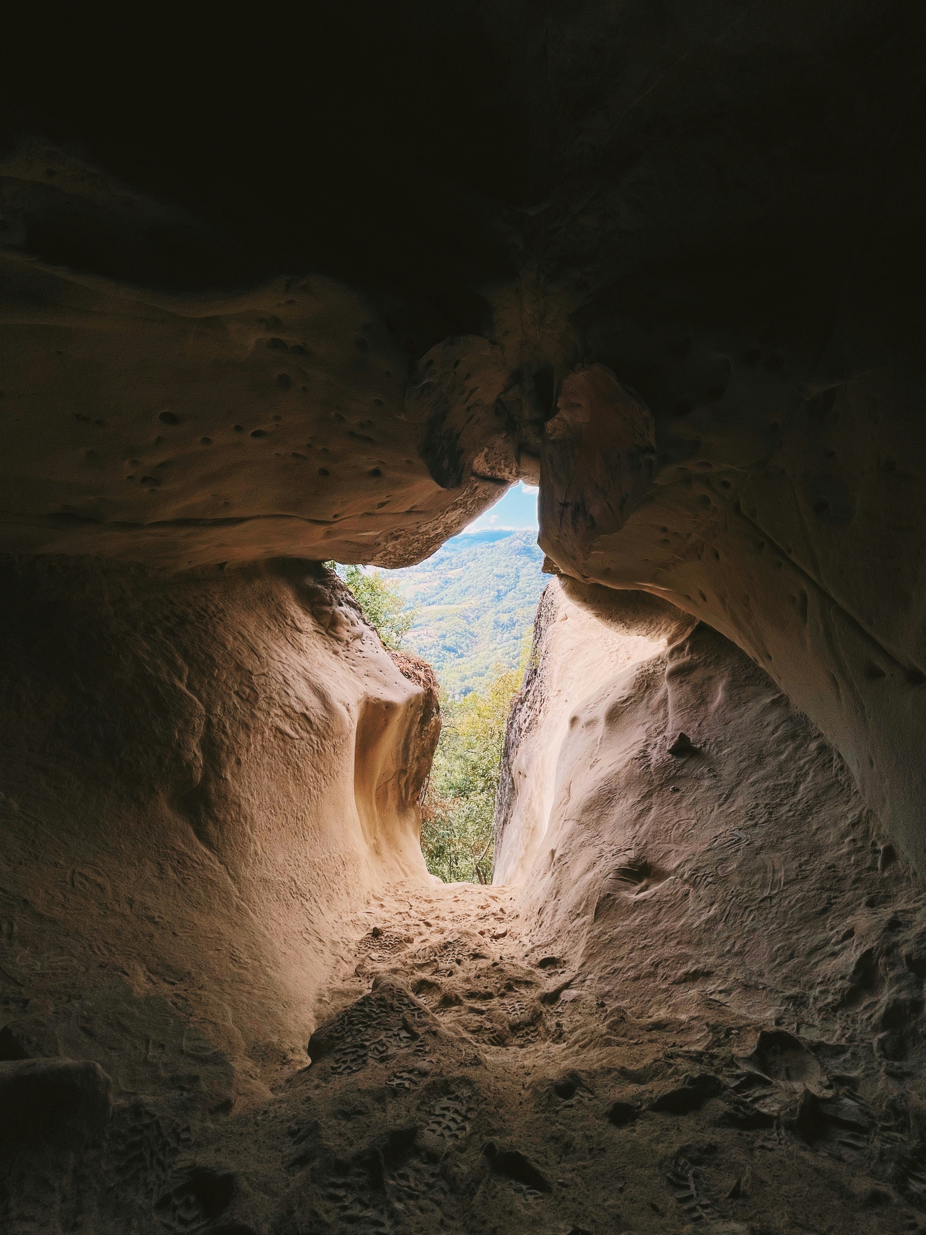 A view of the inside of a cave photo – Free Grotte di soprasasso Image ...