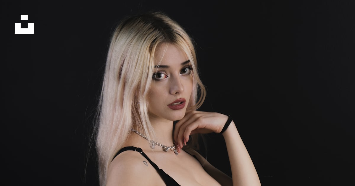 Una Mujer En Bikini Negro Posando Para Una Foto Foto Imagen De En