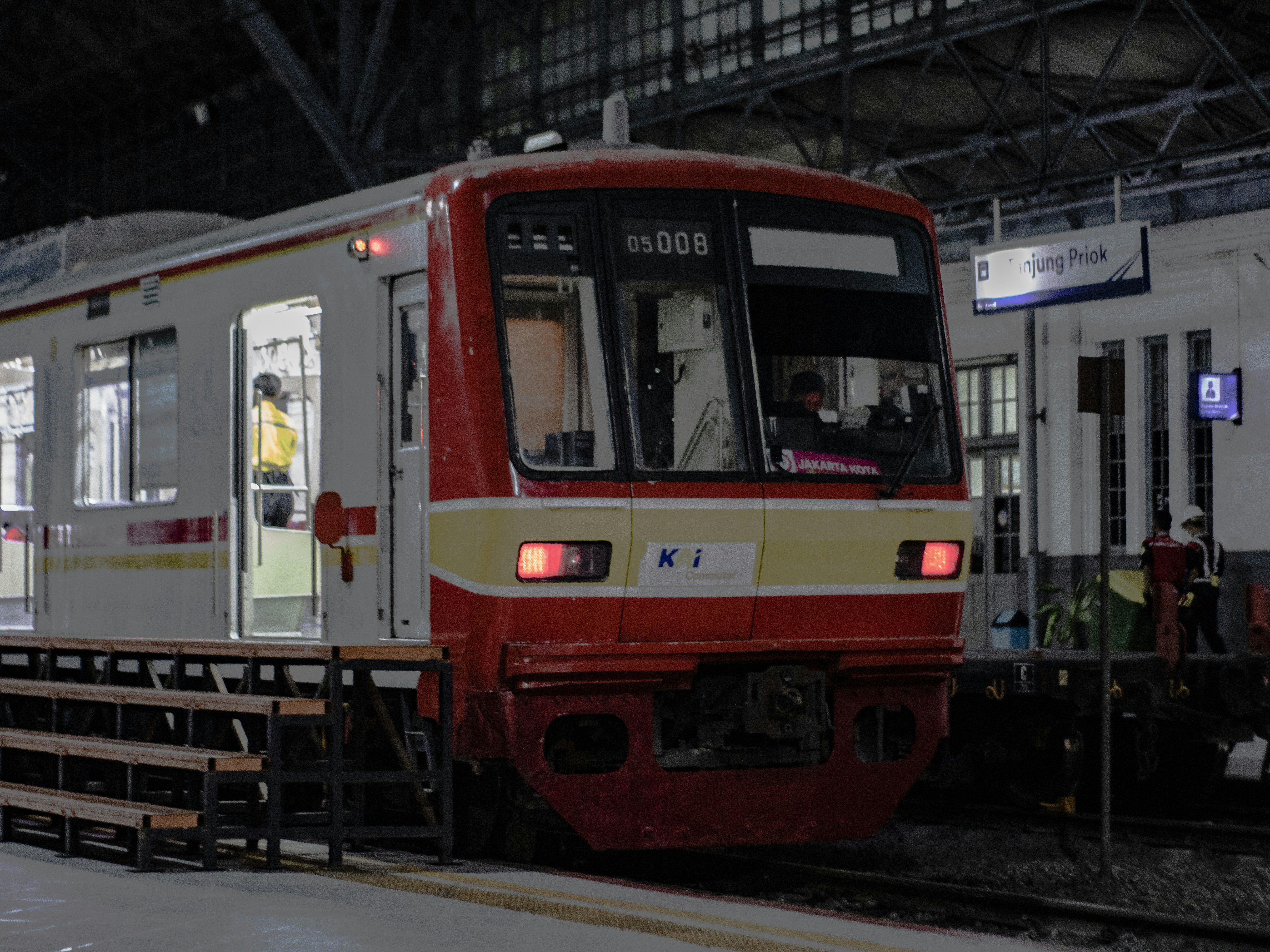 A red and white train pulling into a train station photo – Free Jakarta Image on Unsplash