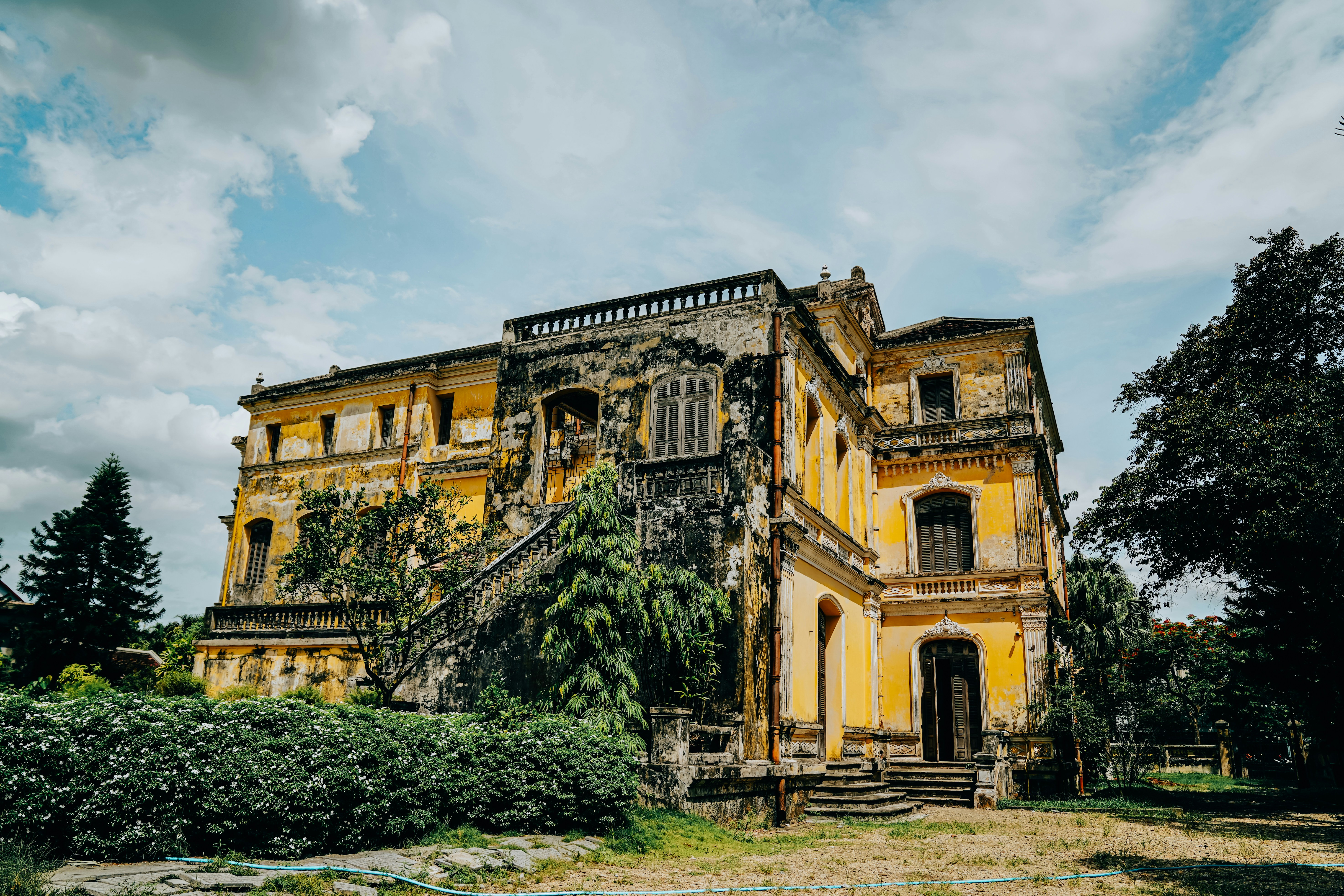 A very old building with a lot of windows photo – Free Building Image ...