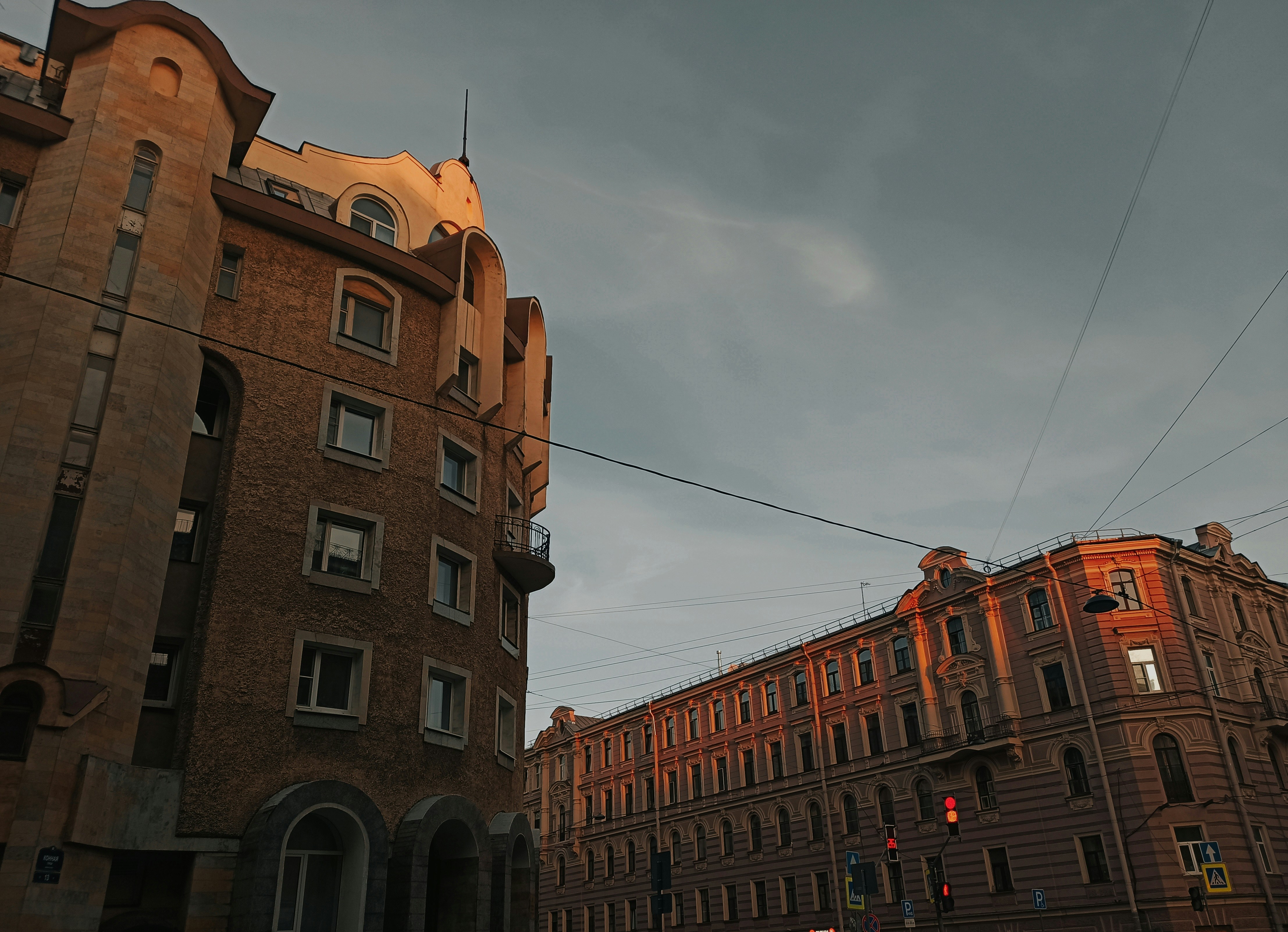 Sun-Washed Brick Avenues: Evening Light on a Curved City Block