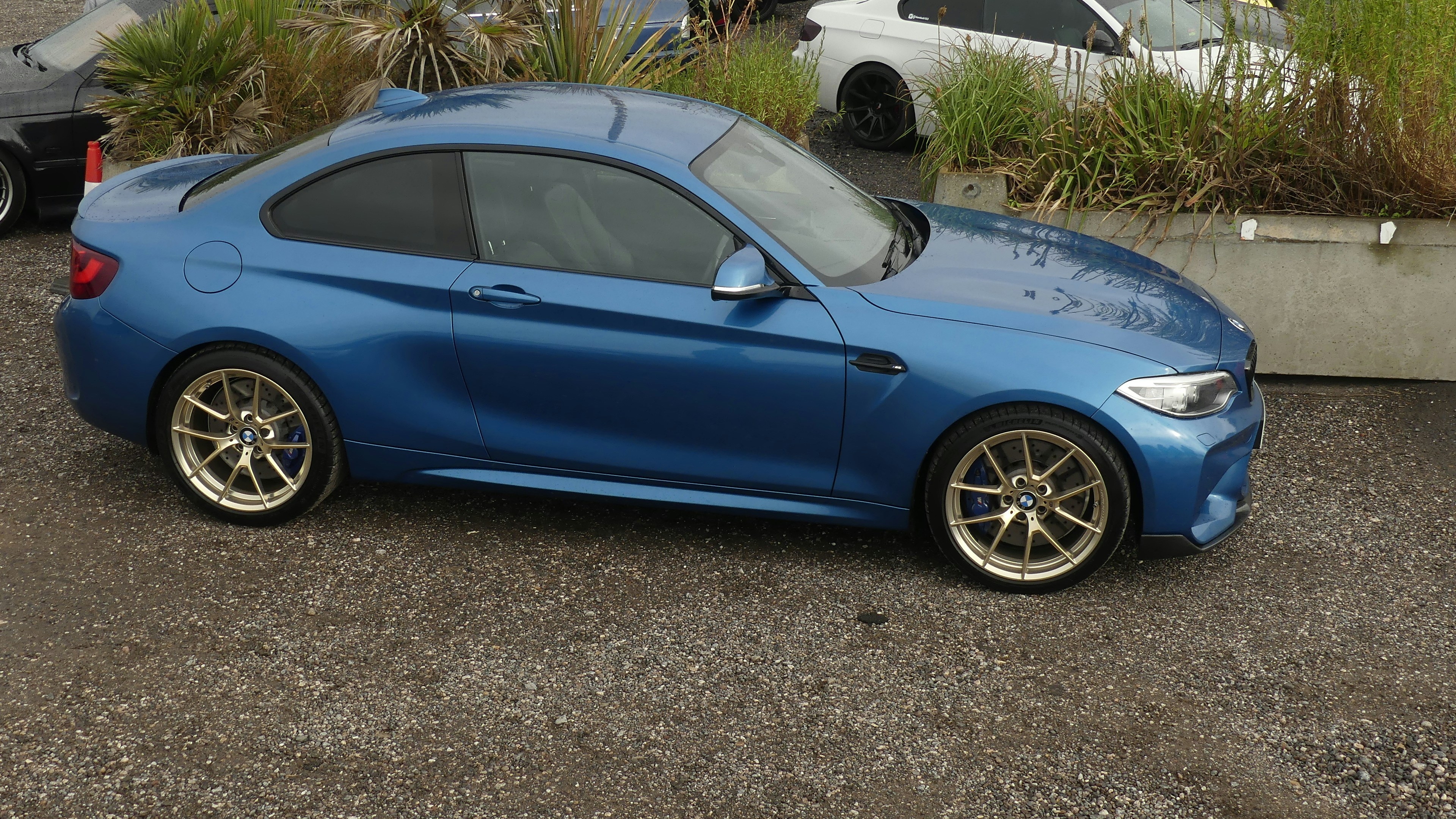 A blue car parked in a parking lot photo – Free Exeter Image on Unsplash