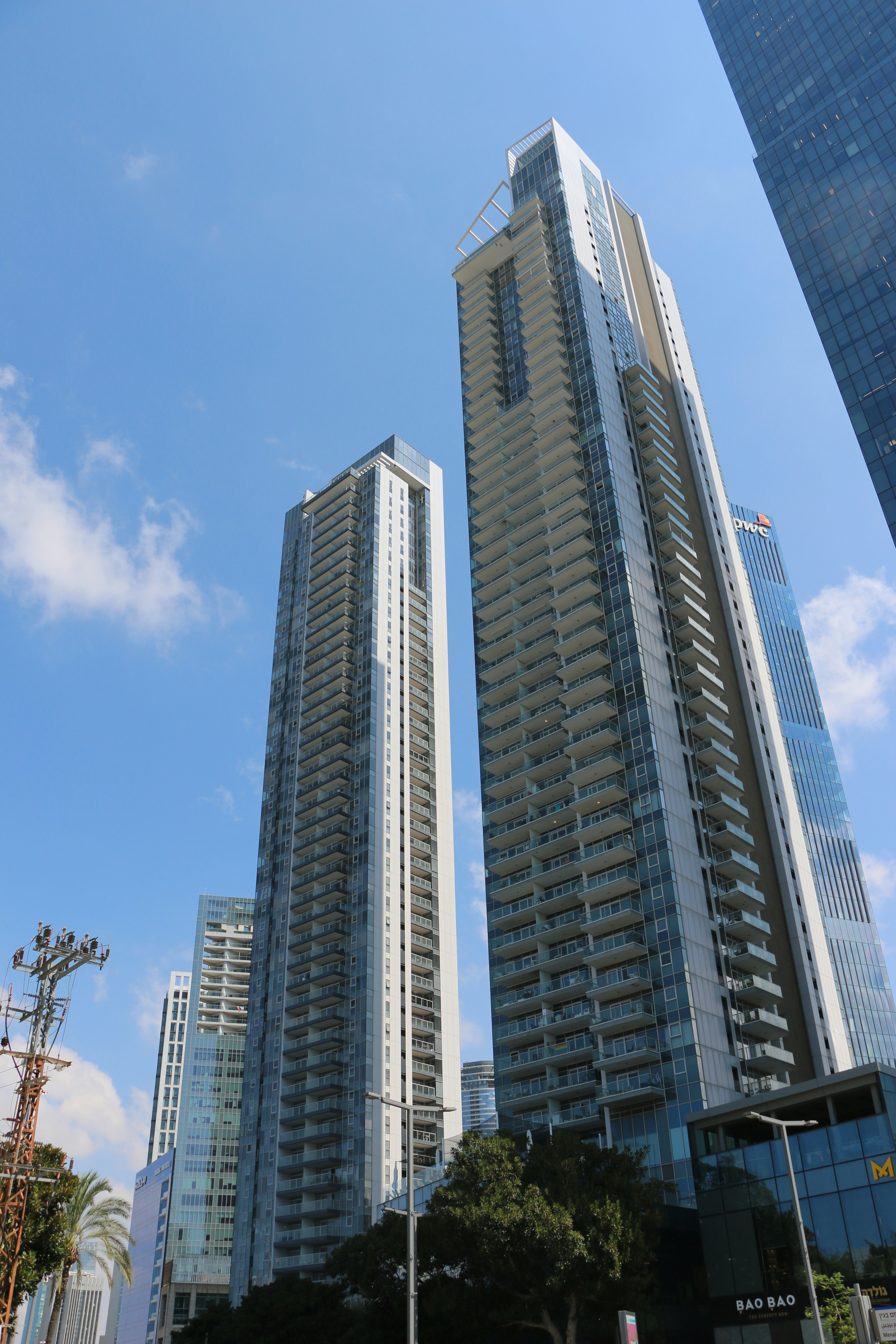 Un par de edificios altos sentados uno al lado del otro foto – Imagen de Ciudad gratuita en Unsplash