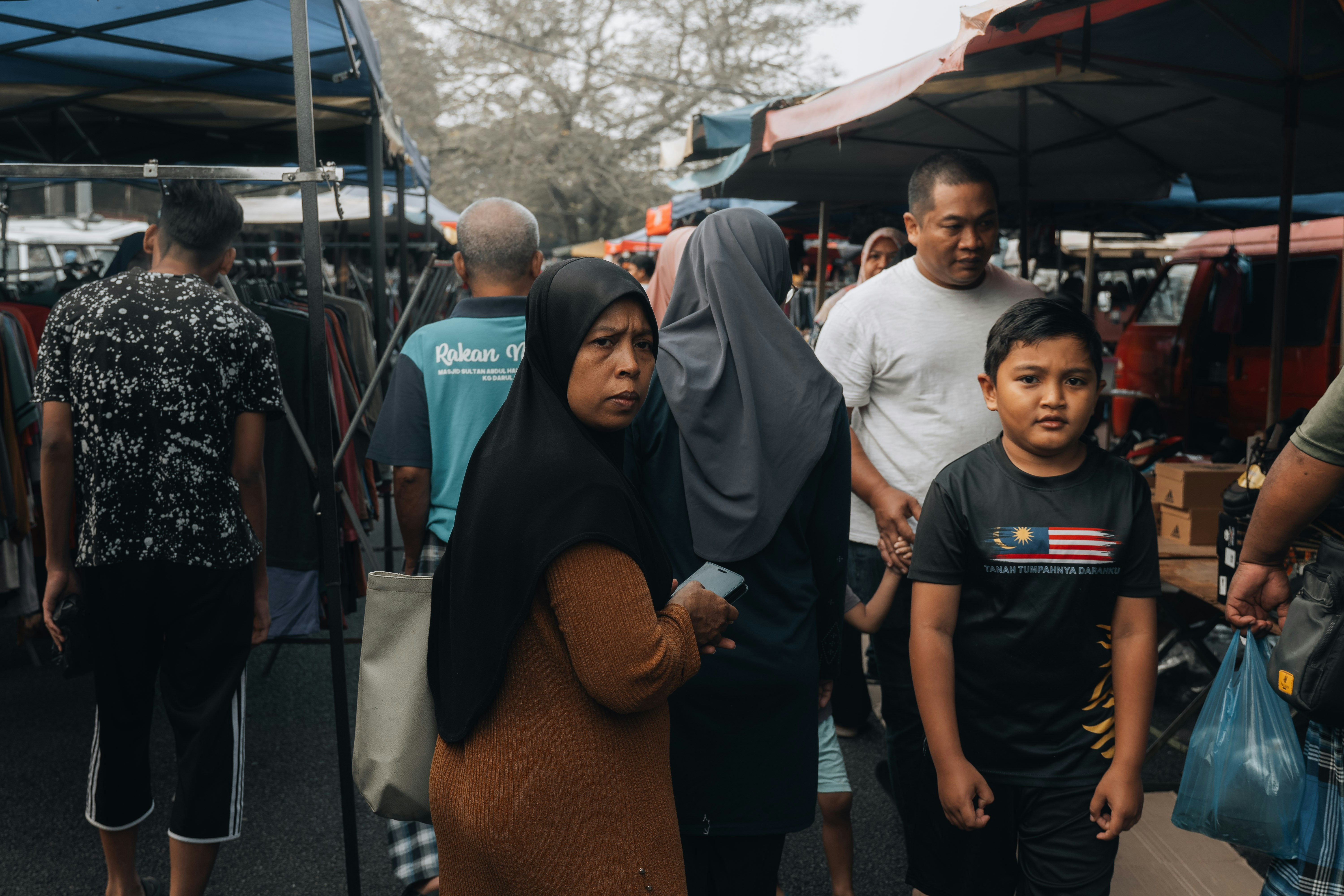 Noon Pulse Beneath the Market Canopy