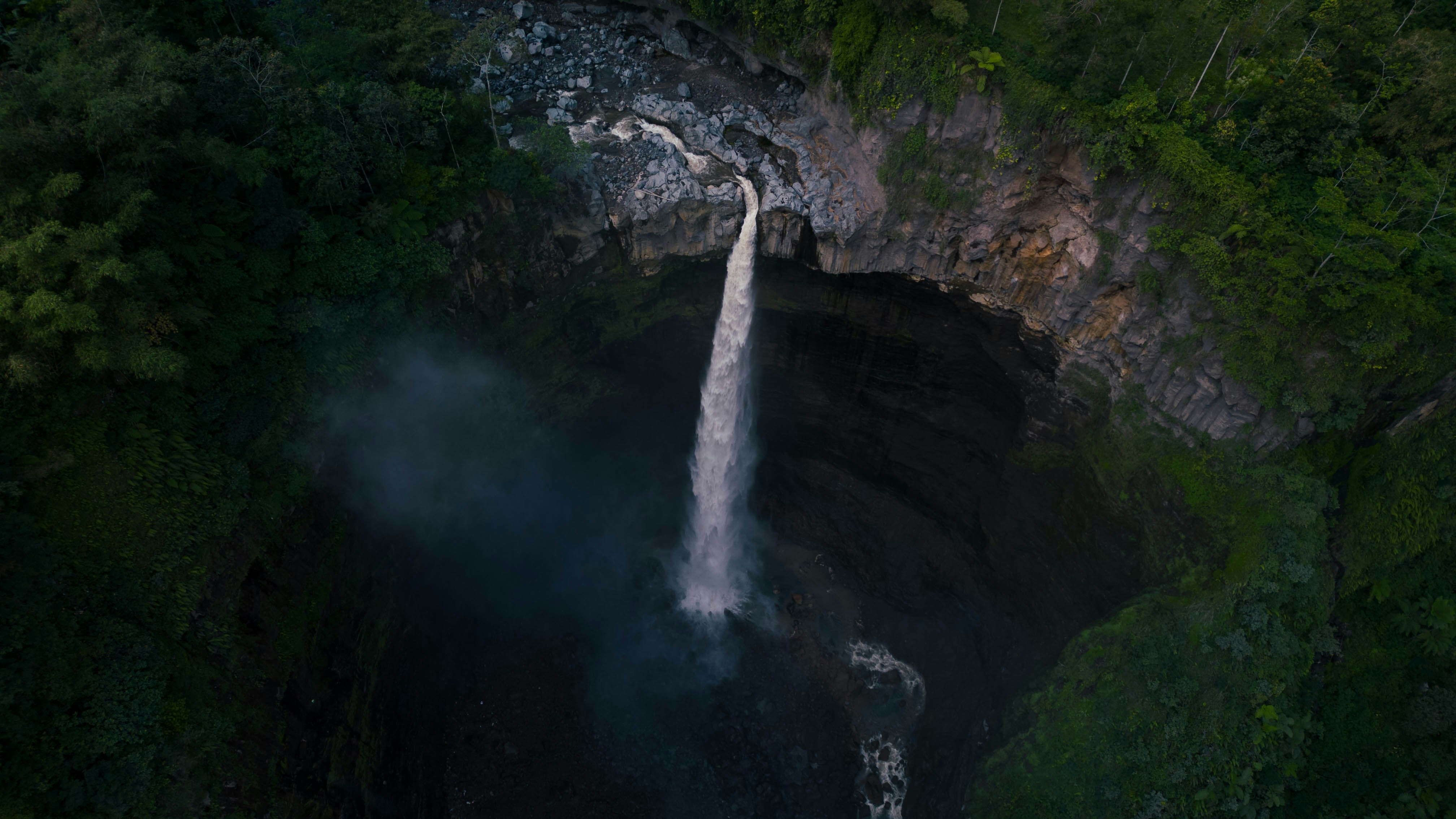 Une vue aérienne d’une cascade dans la jungle photo – Photo Java ...