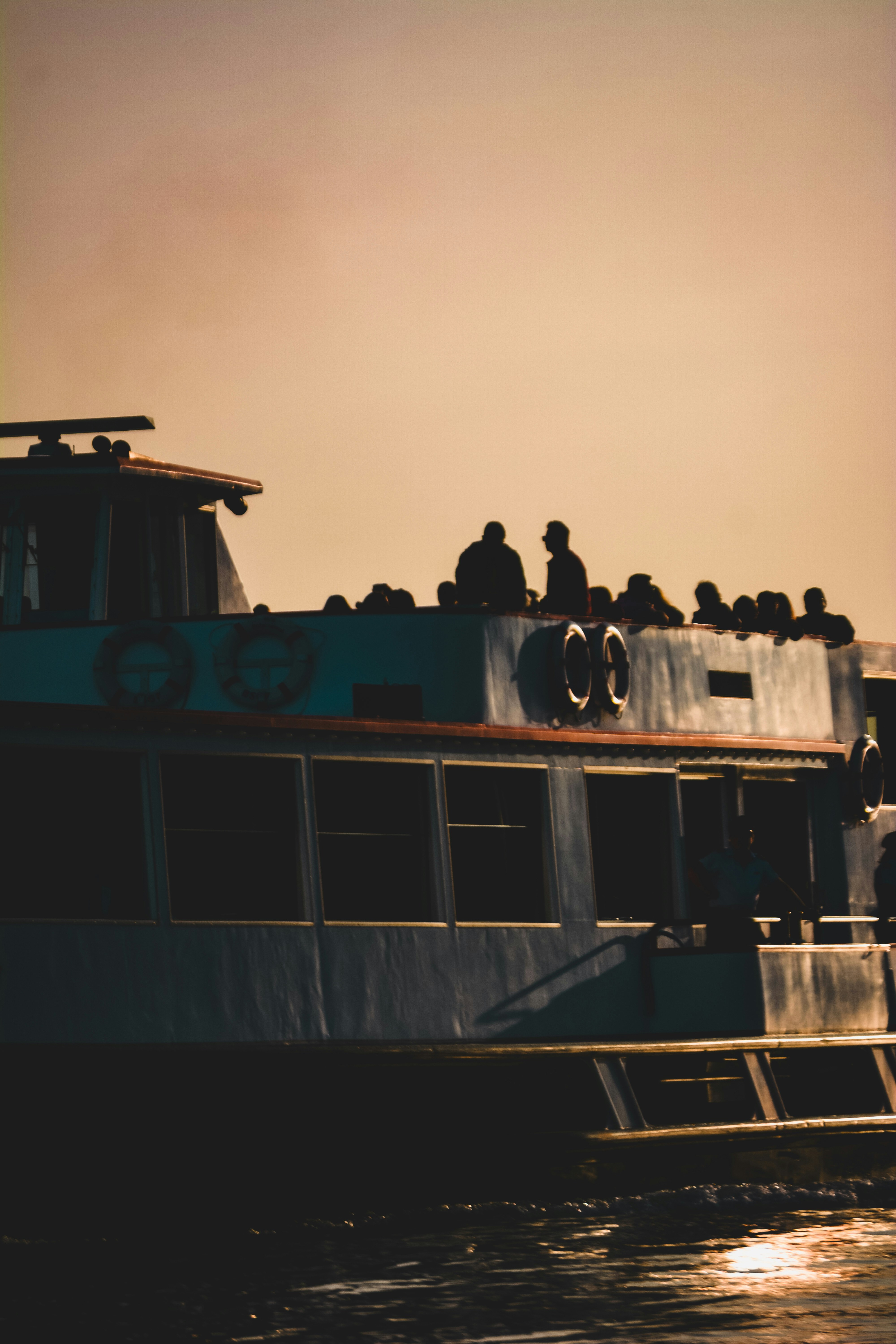Foto Perahu besar dengan banyak orang di atasnya – Gambar Matahari ...