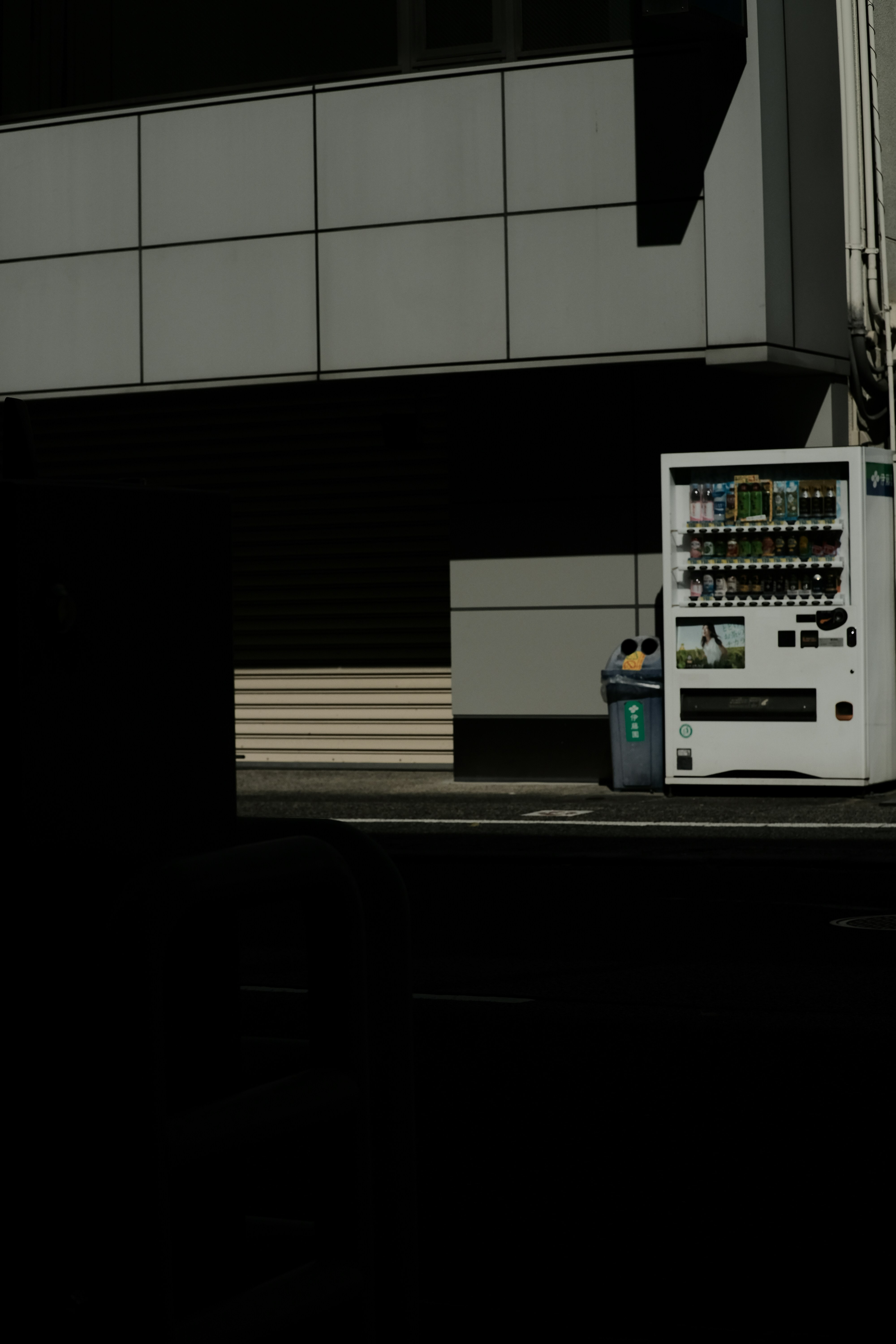 A vending machine sitting in front of a building photo – Free Furniture ...
