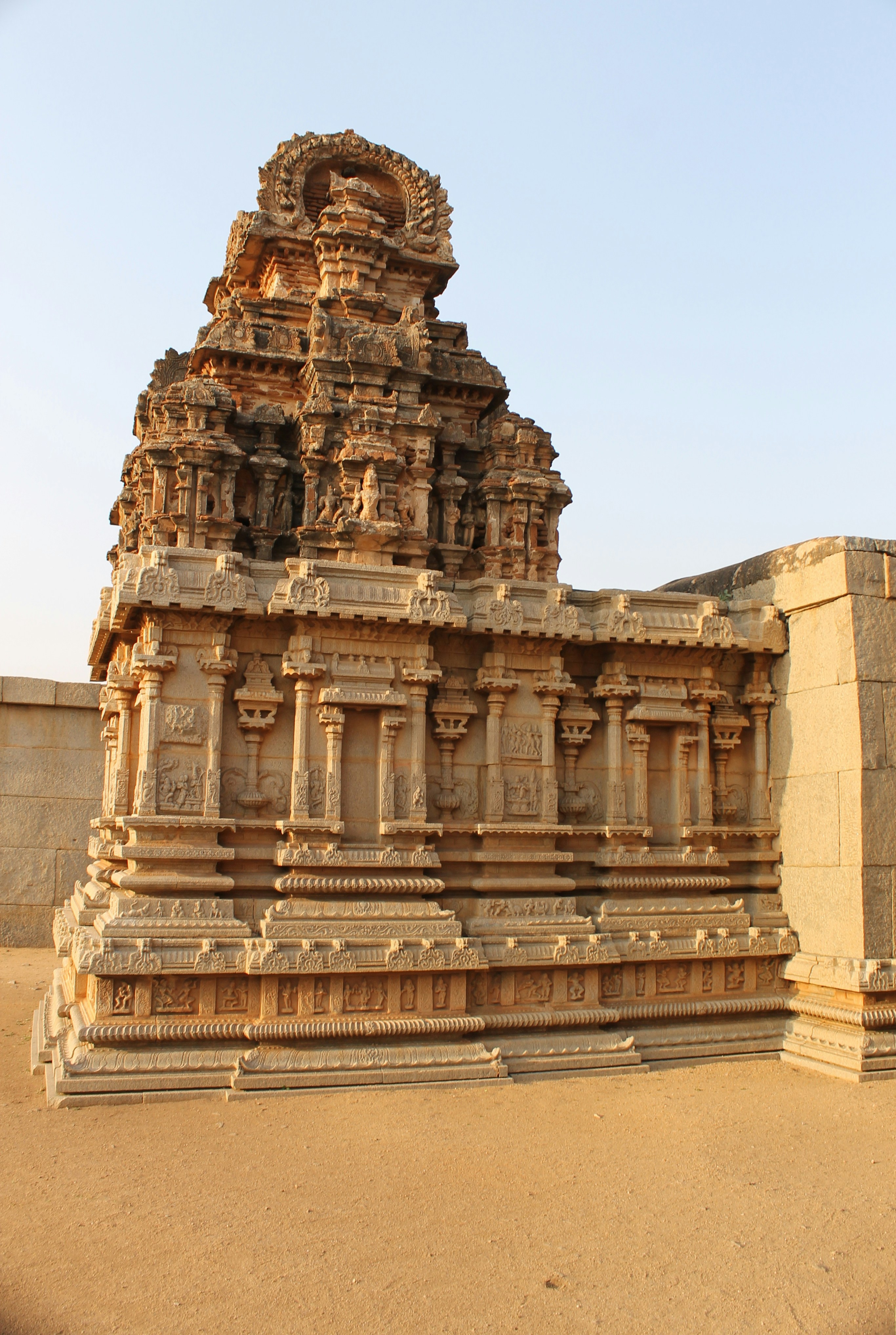 A large stone structure sitting in the middle of a desert photo – Free ...