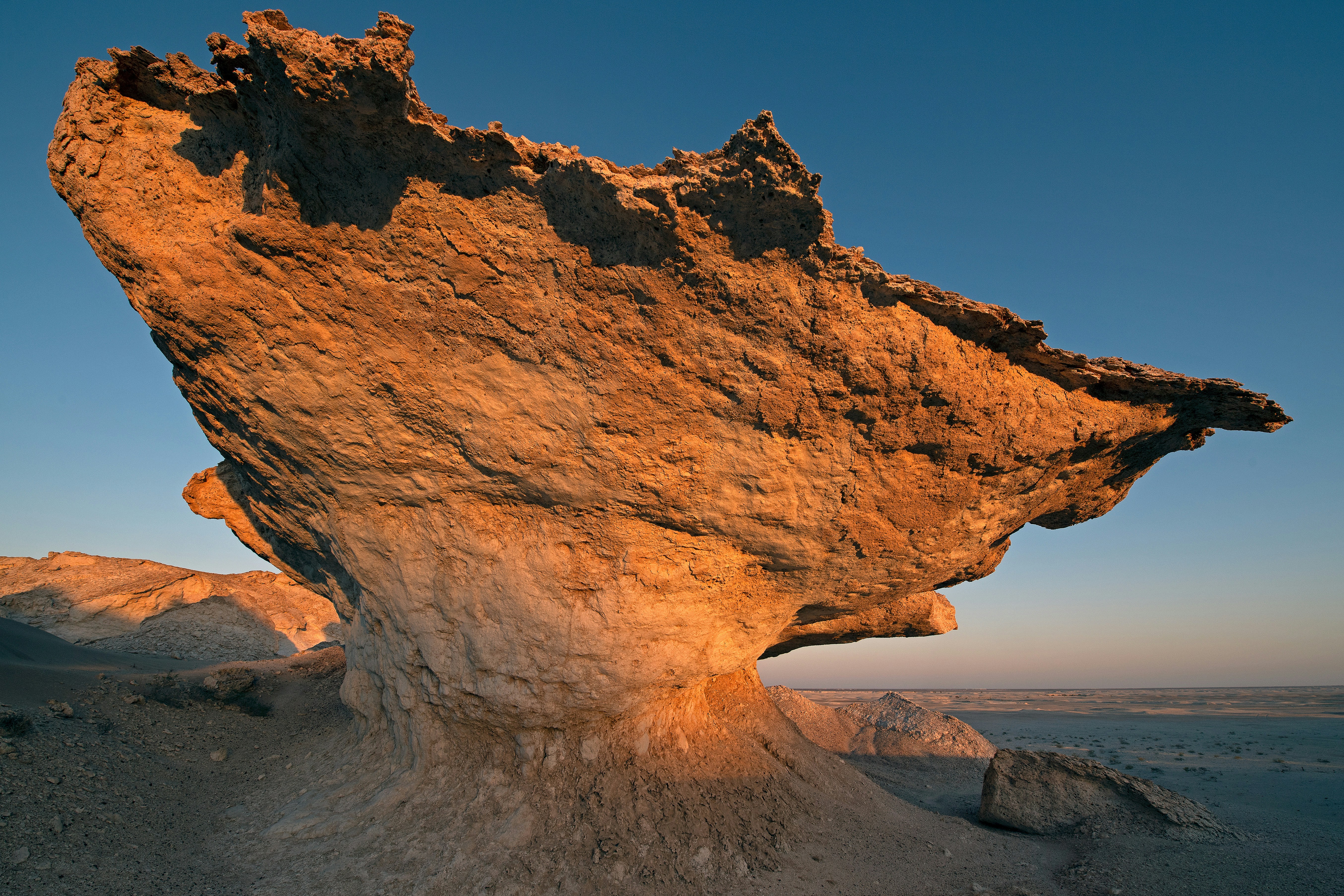 Un gros rocher au milieu d’un désert photo – Photo Gesteinsformation ...