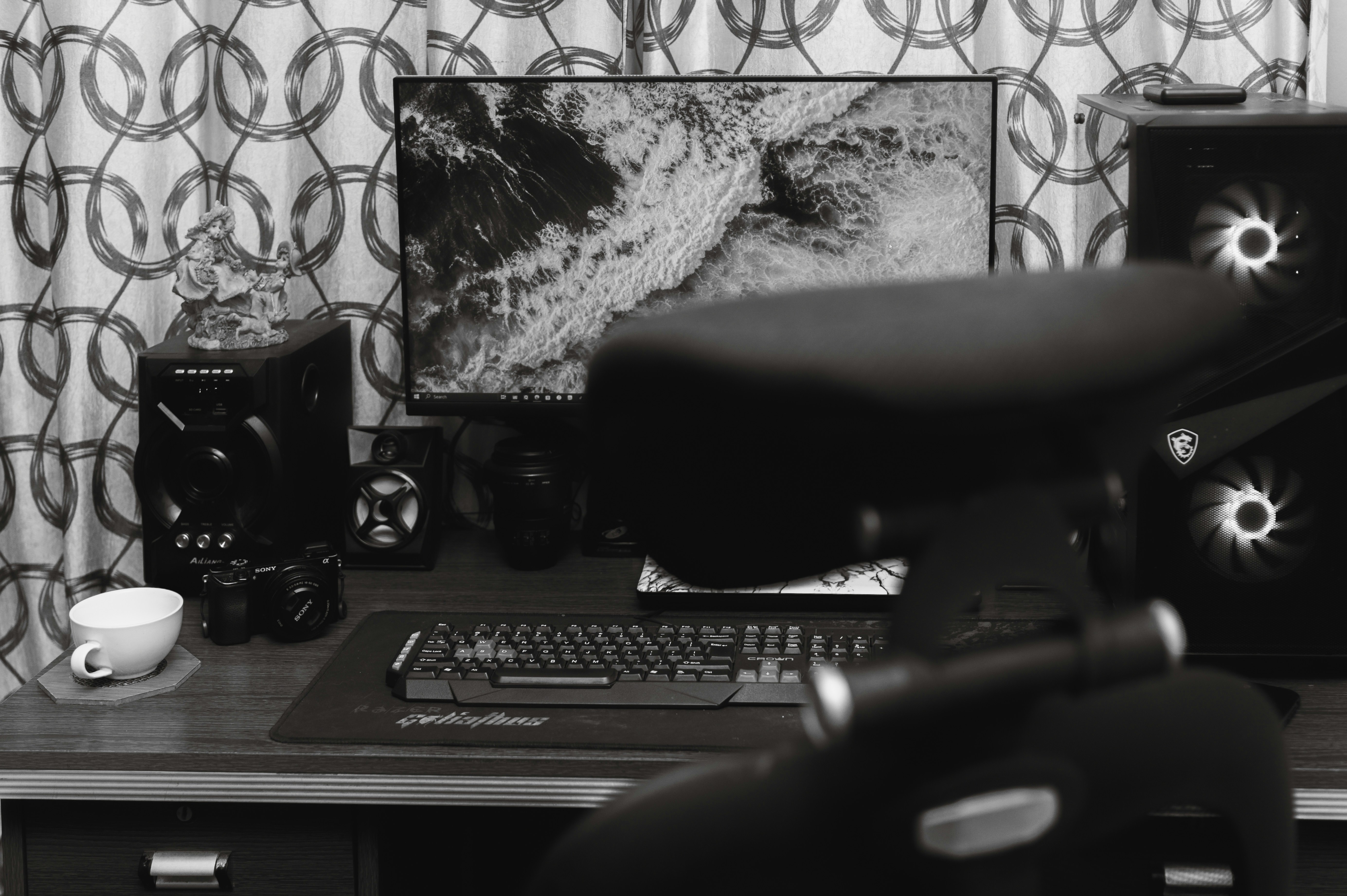 Foto Una foto en blanco y negro de un escritorio con una computadora ...