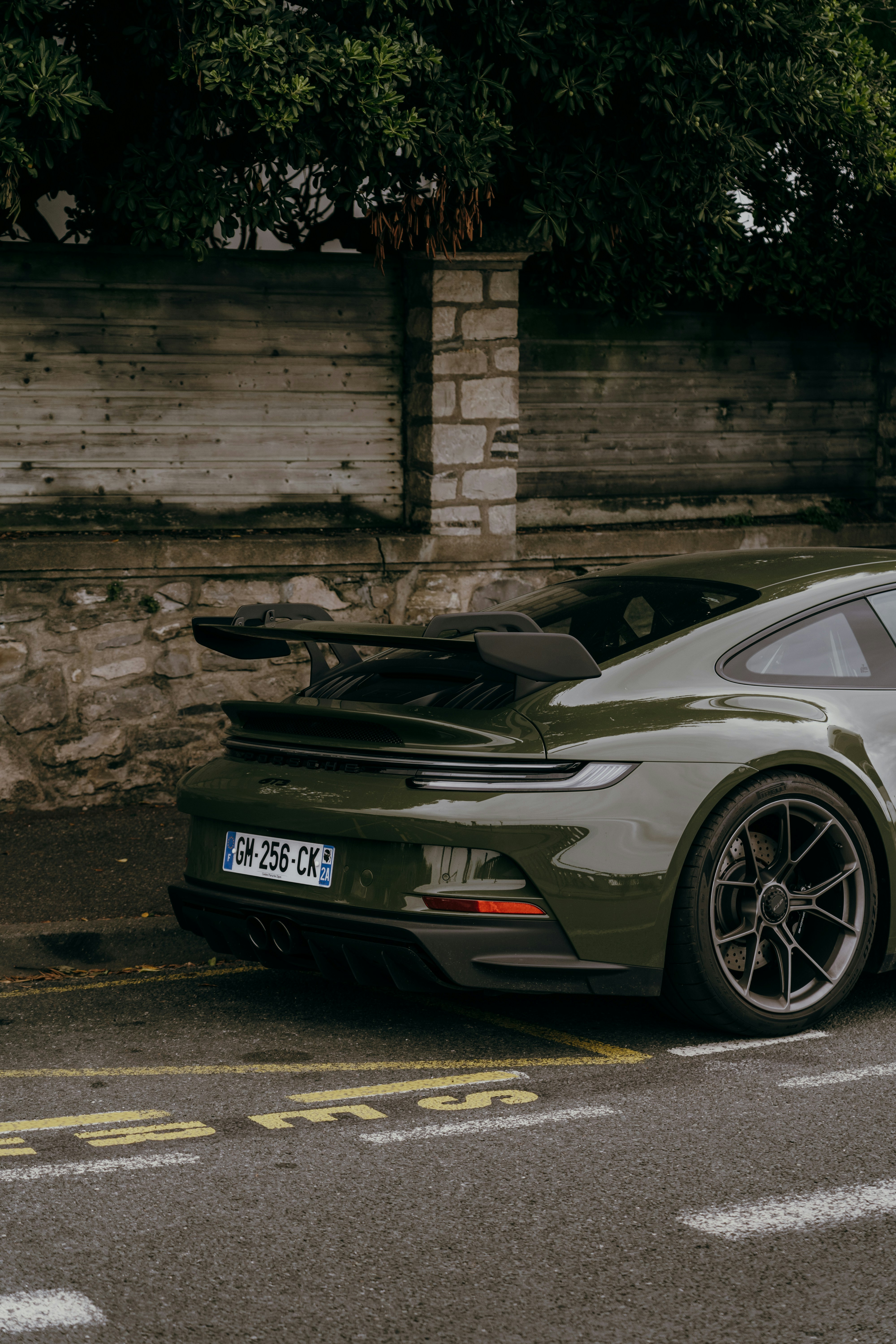 Un'auto sportiva verde parcheggiata sul ciglio della strada foto ...