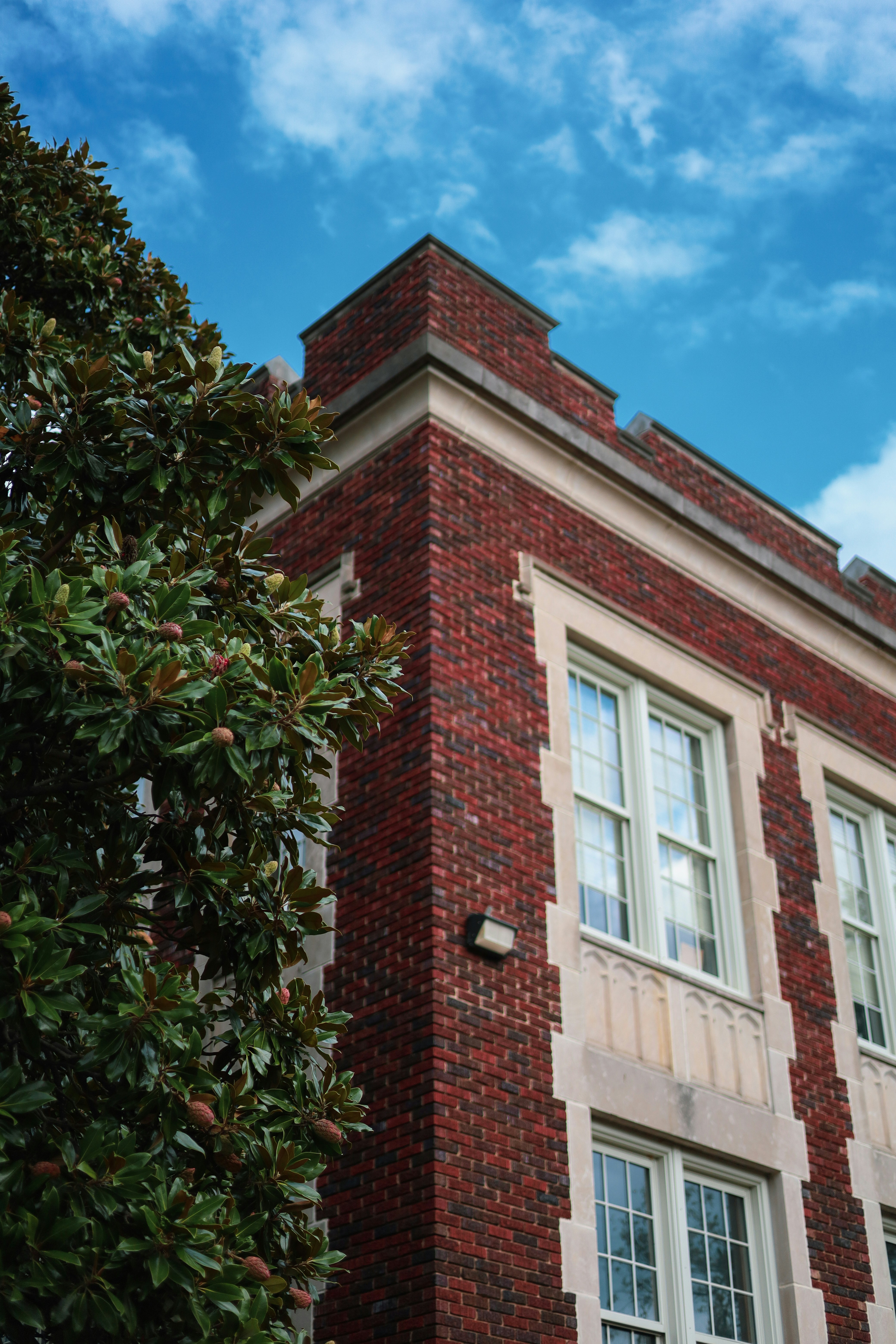 A red brick building with a clock on the front of it photo – Free Chapel hill Image on Unsplash