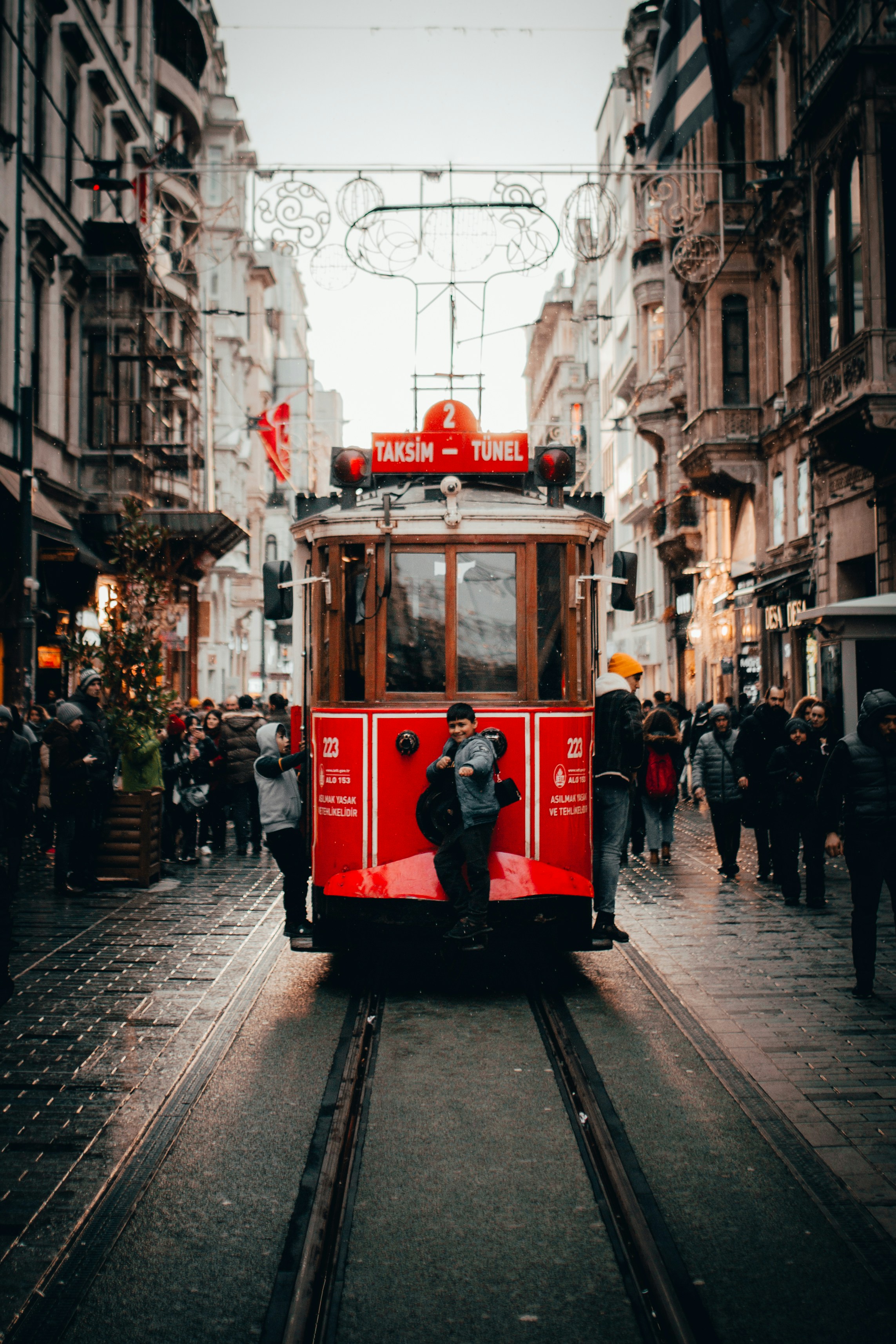 Un tramway rouge circulant dans une rue à côté de grands immeubles ...