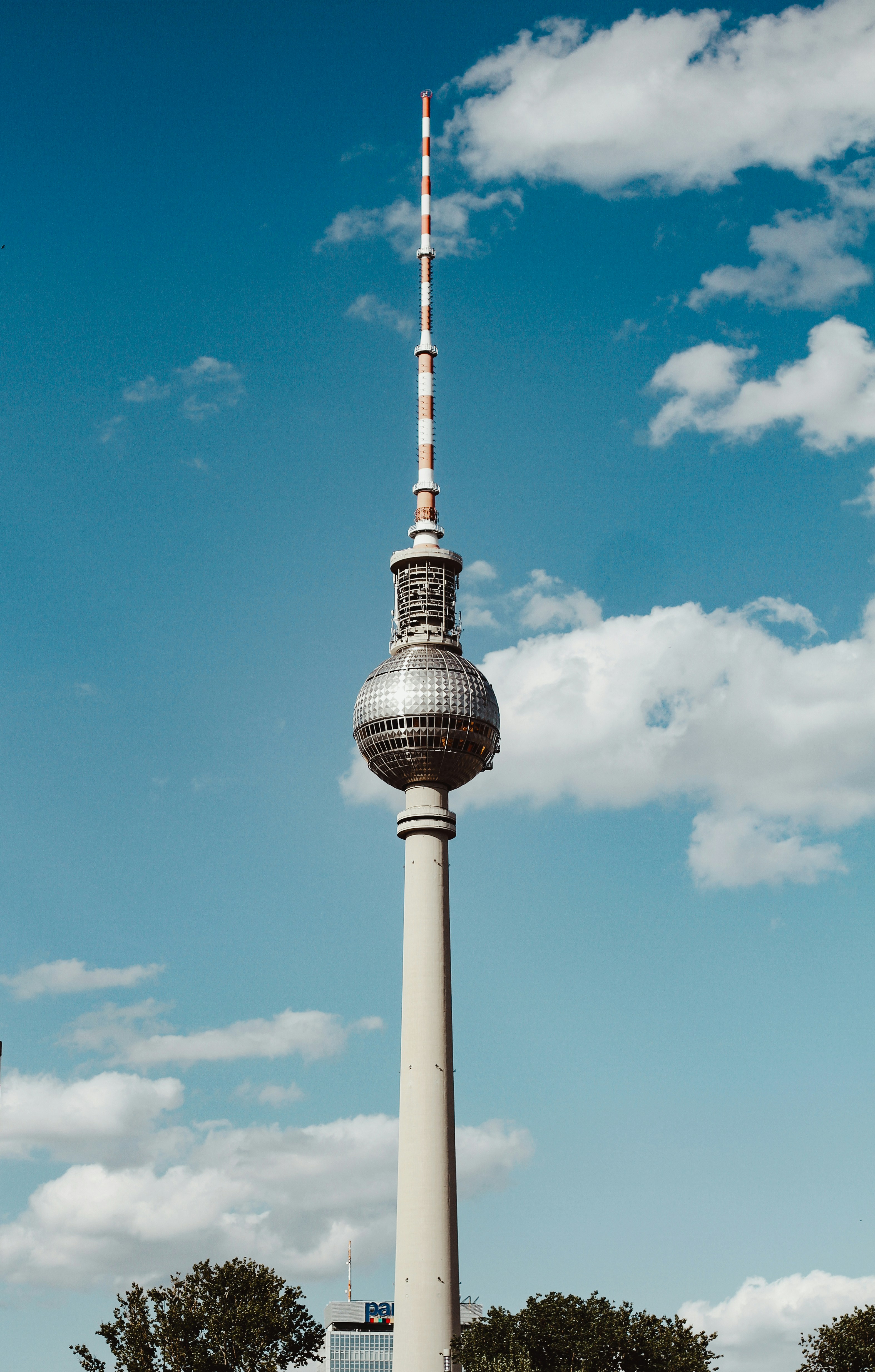 A tall white tower with a sky background photo – Free Architecture ...
