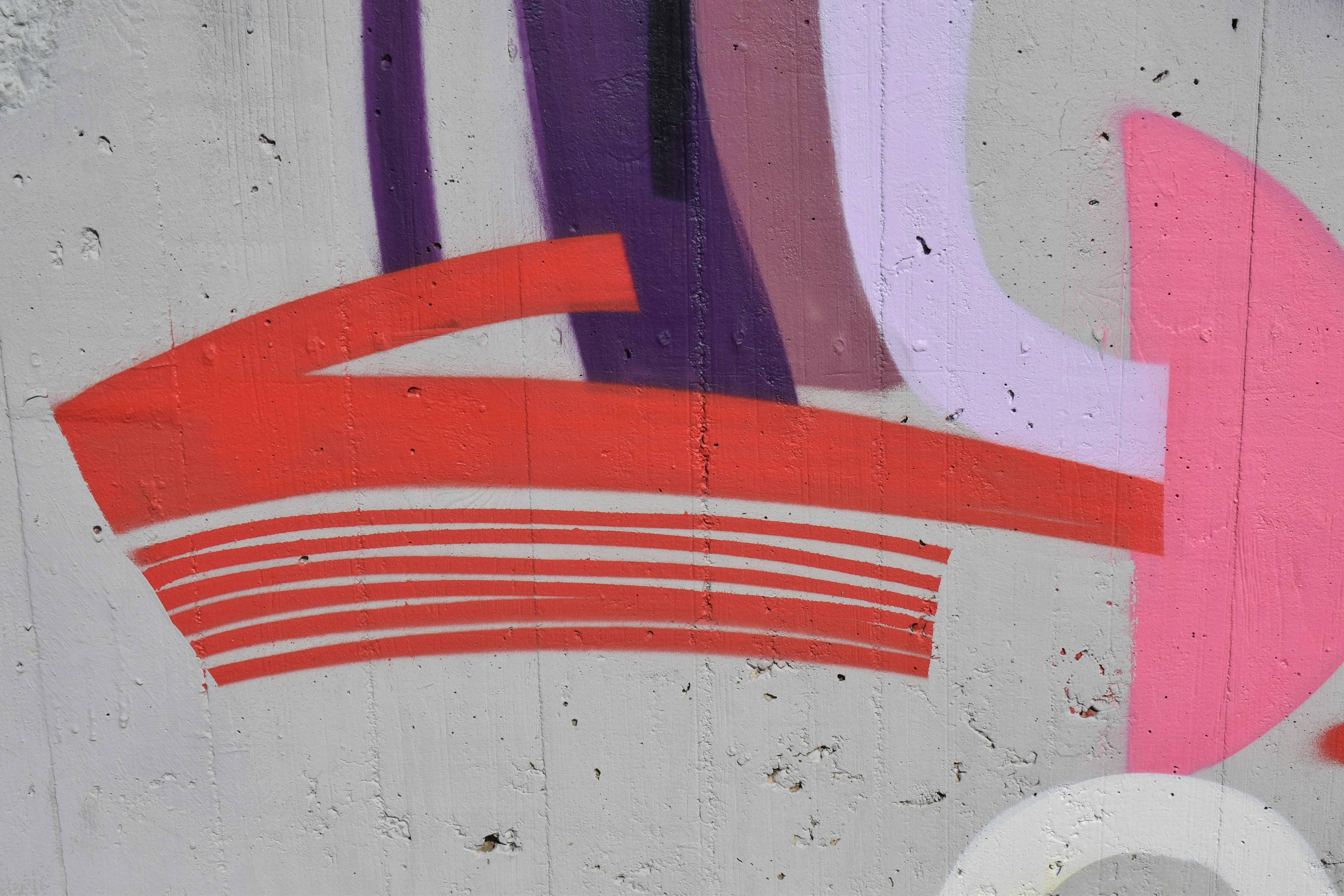 낙서가 있는 벽의 클로즈업 사진 – Unsplash의 무료 예술 이미지