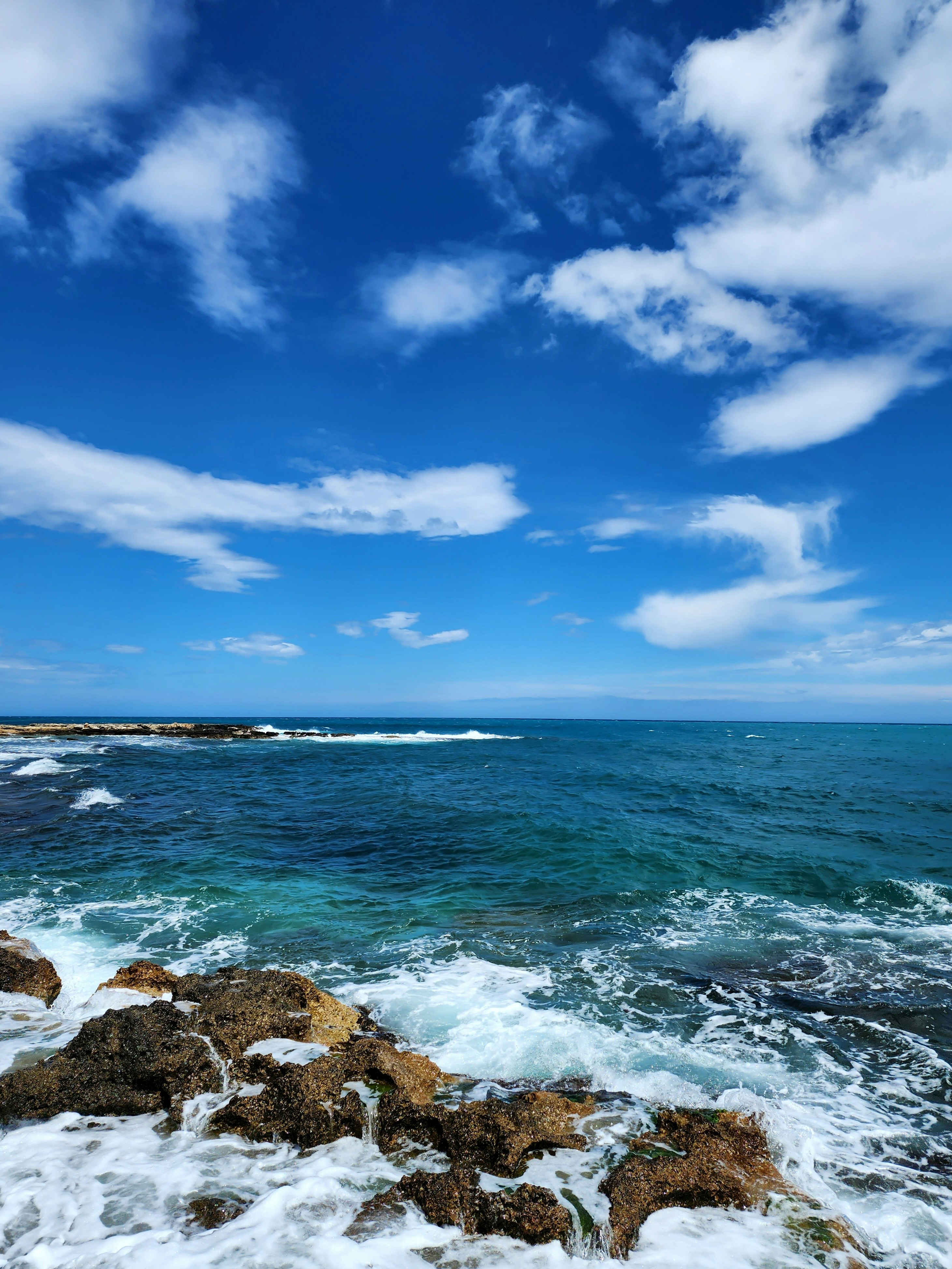 Une vue de l’océan depuis un rivage rocheux photo – Photo Horizon ...