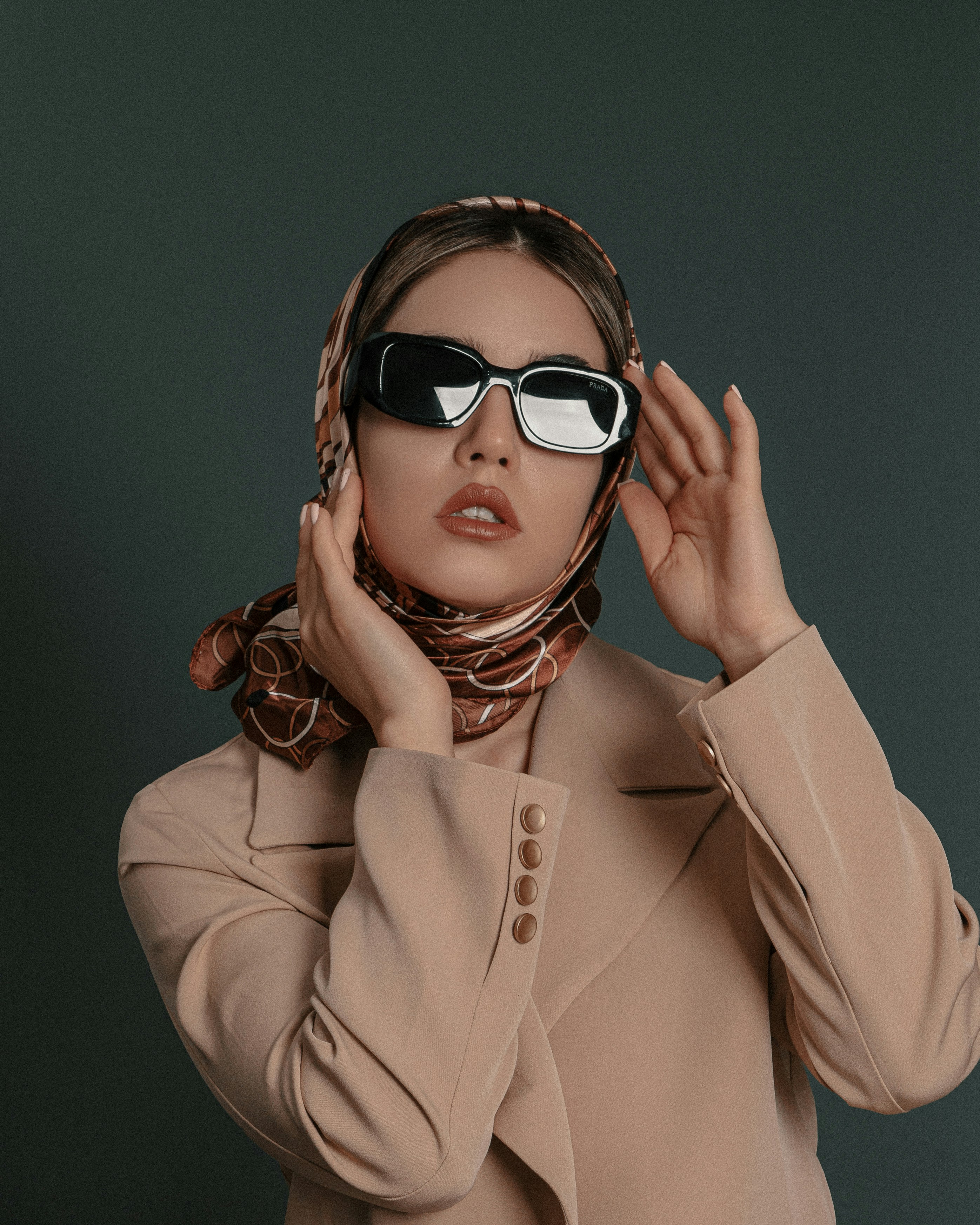 Foto Una mujer con gafas de sol y un pañuelo – Imagen Irán gratis en ...